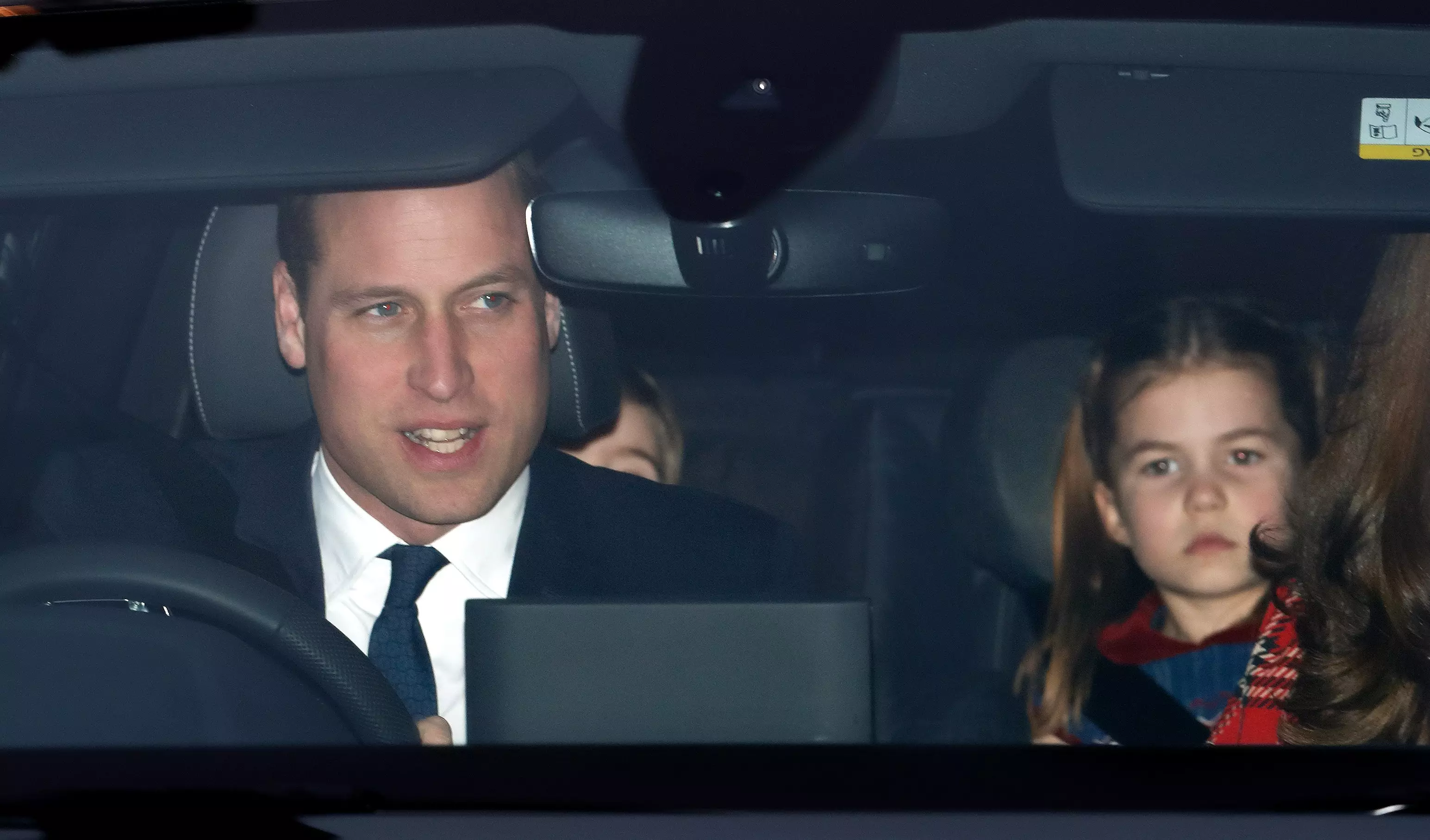 Prinses Charlotte stapte bij haar vader in de auto.