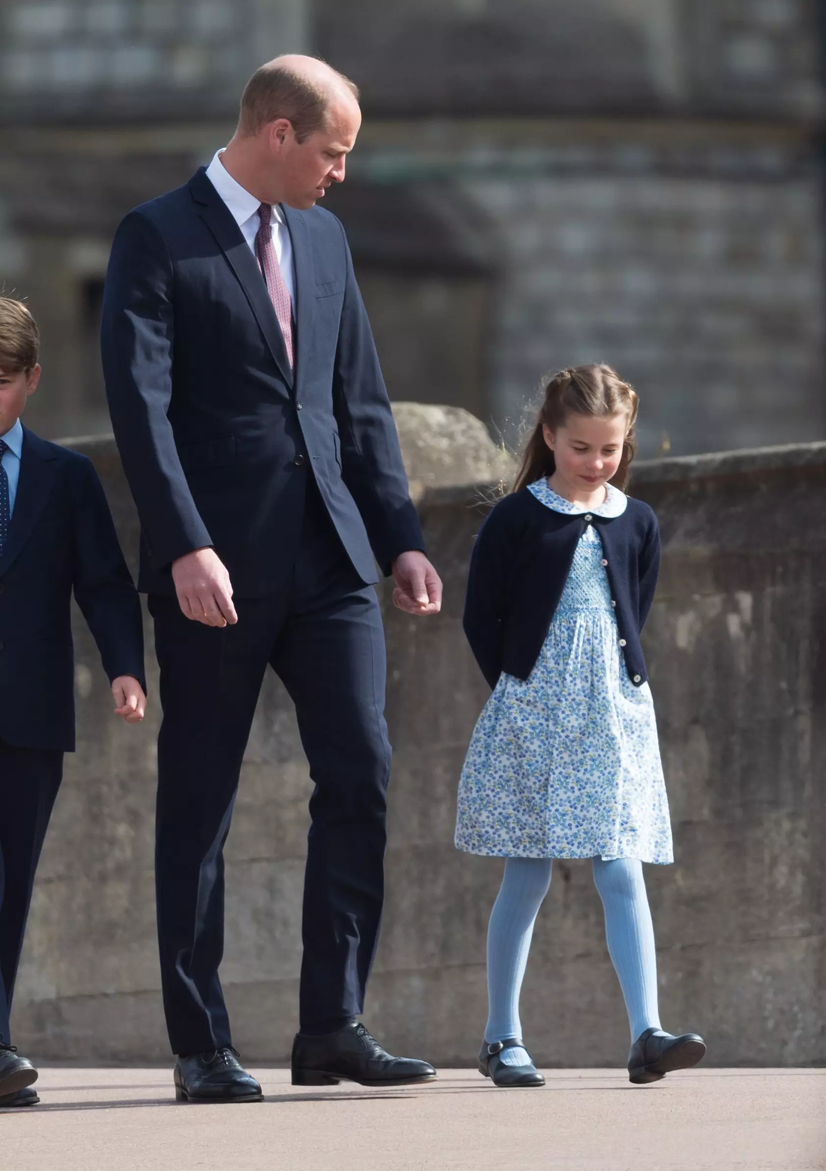 Nag-uusap sina Prince William at Princess Charlotte.