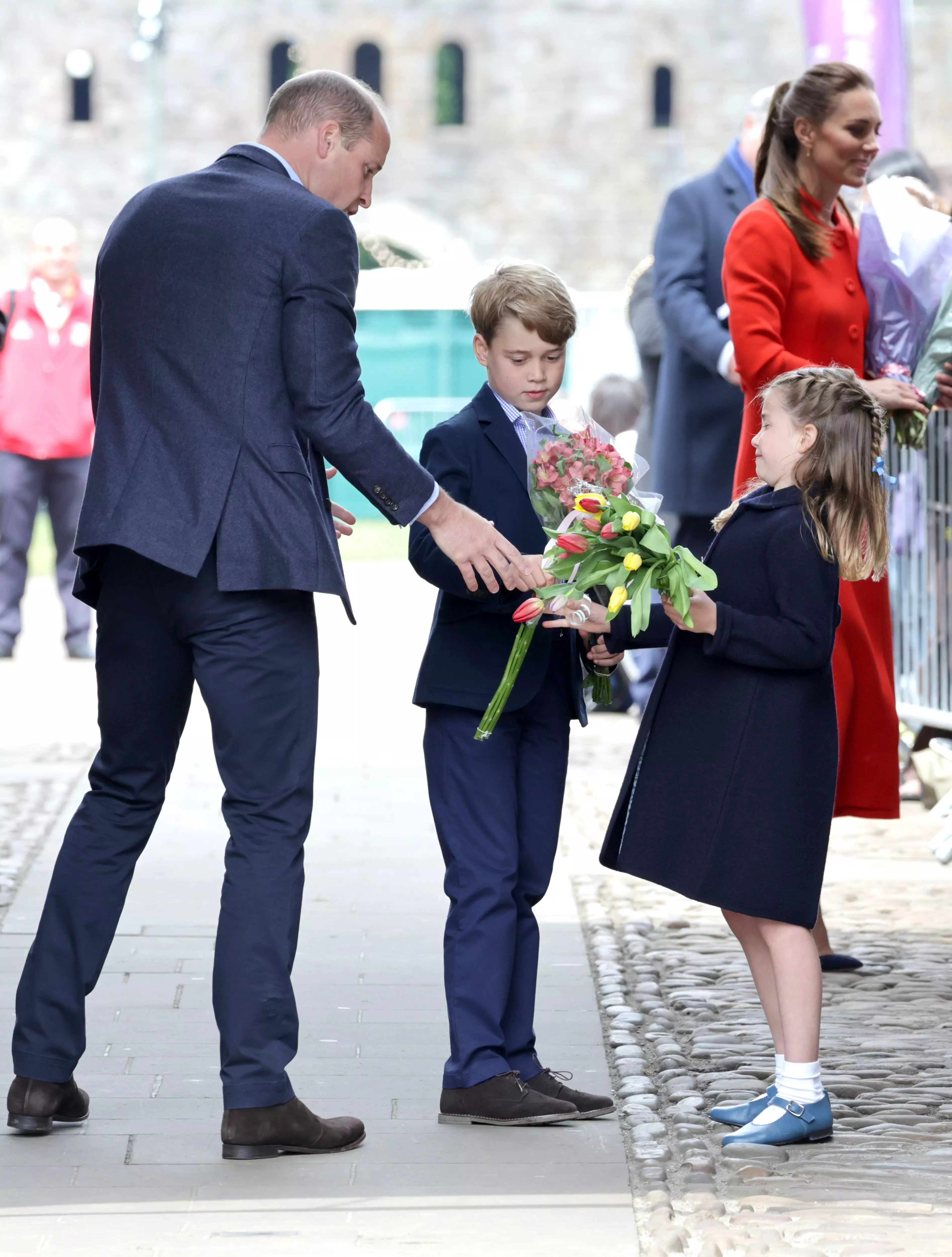 Princ William svojoj kćeri poklanja cvijeće.