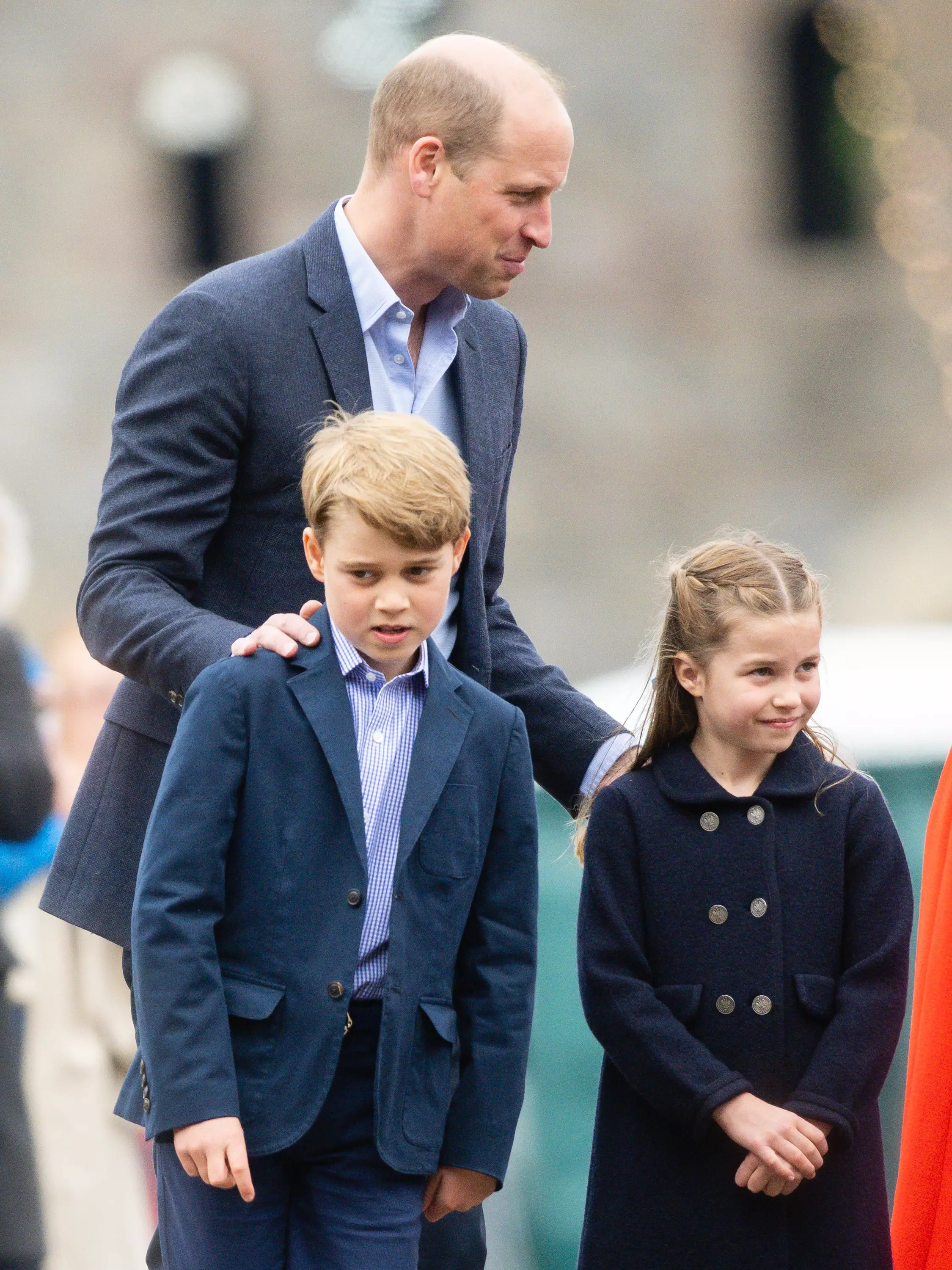 Si Prince William adunay likod ni Princess Charlotte.