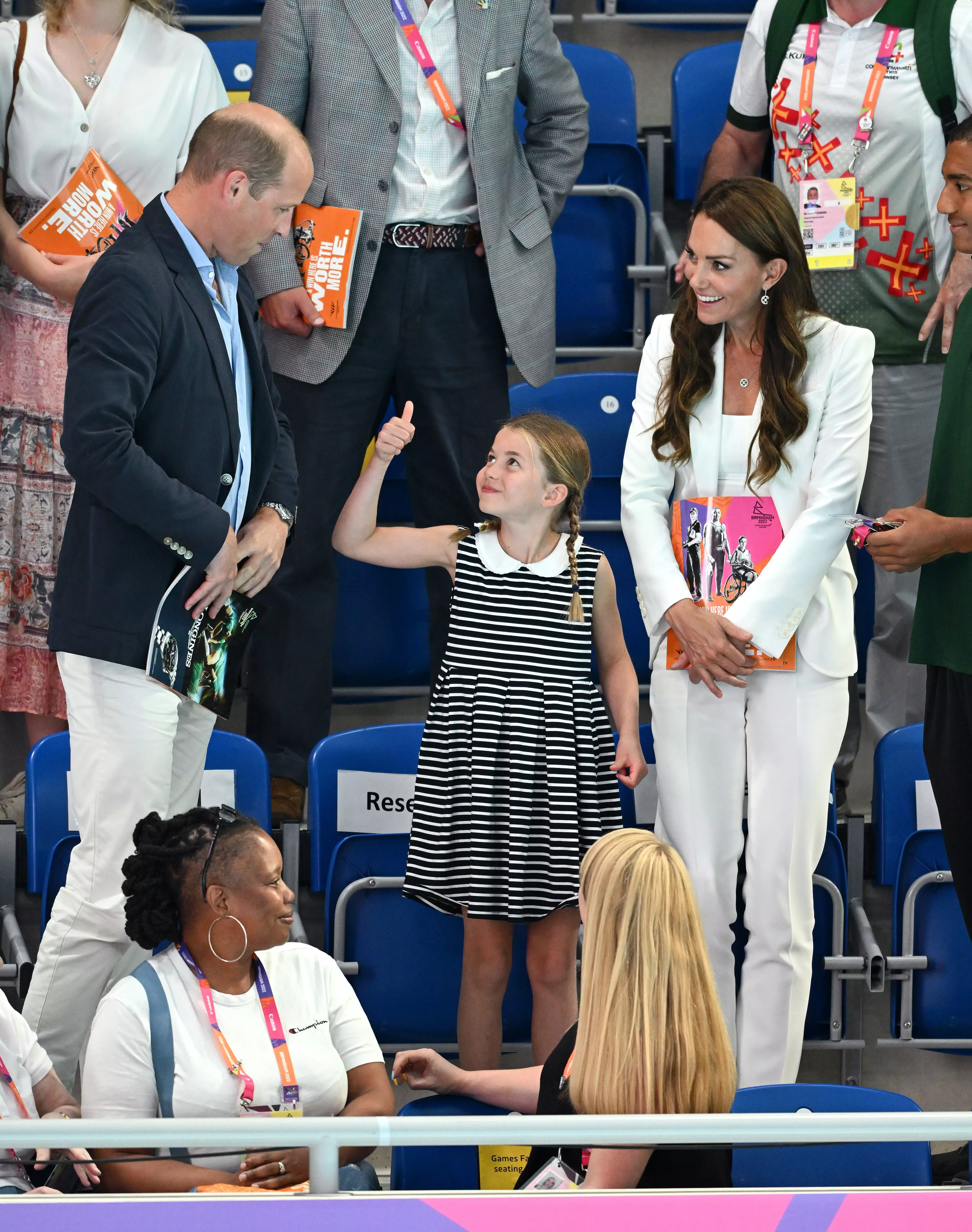 Gihatagan ni Princess Charlotte ang iyang amahan sa thumbs up.