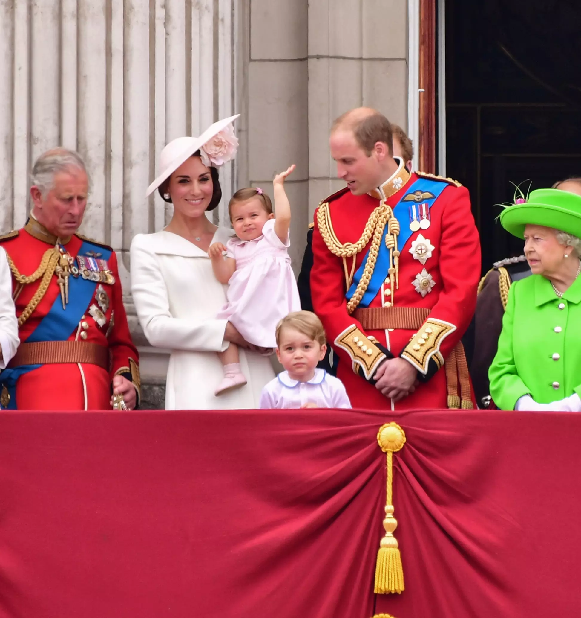 Si Prince William baga sama sa mga kawatan uban ni Princess Charlotte.