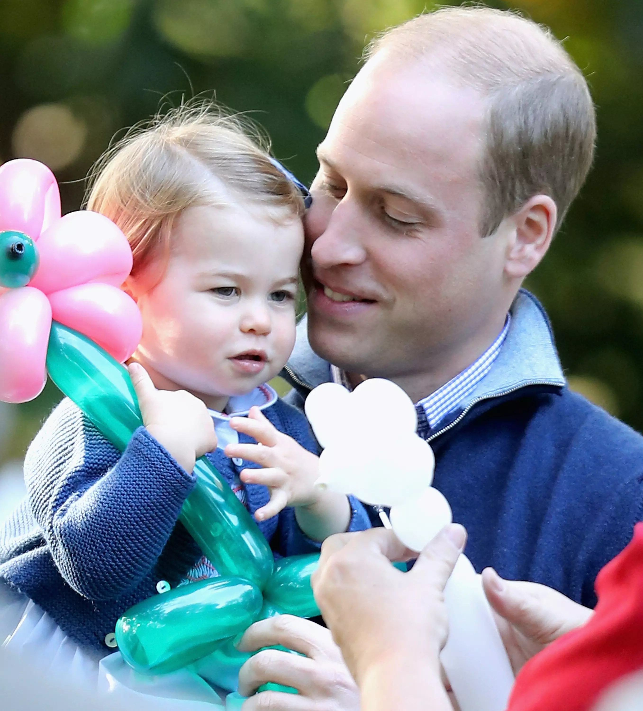 Prințul William se joacă cu Prințesa Charlotte.