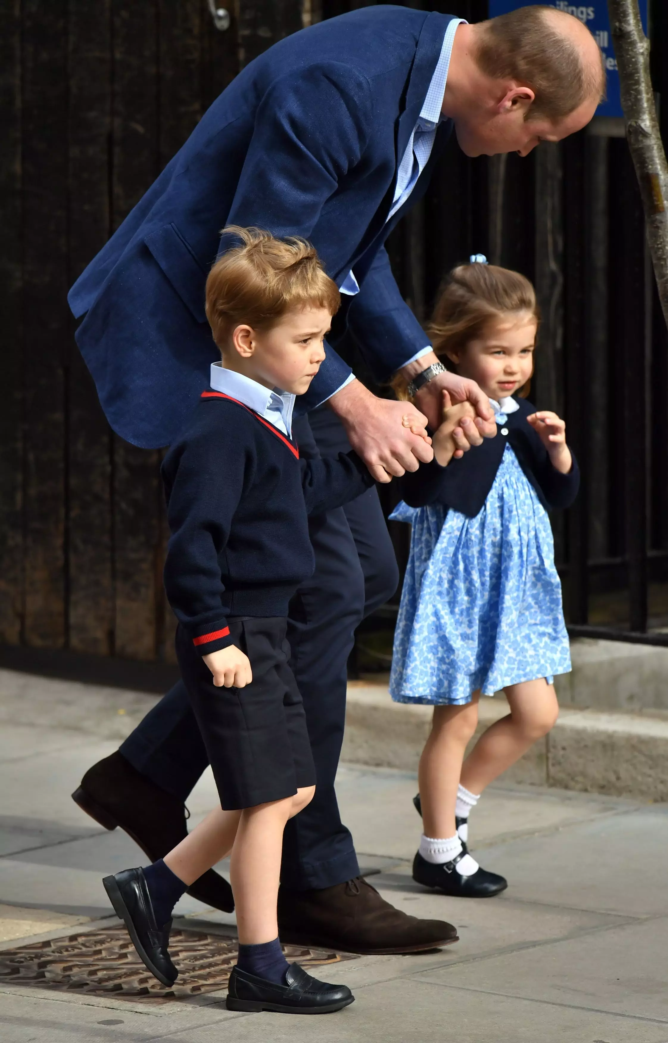 Prinses Charlotte komt binnen om haar kleine broertje te ontmoeten.