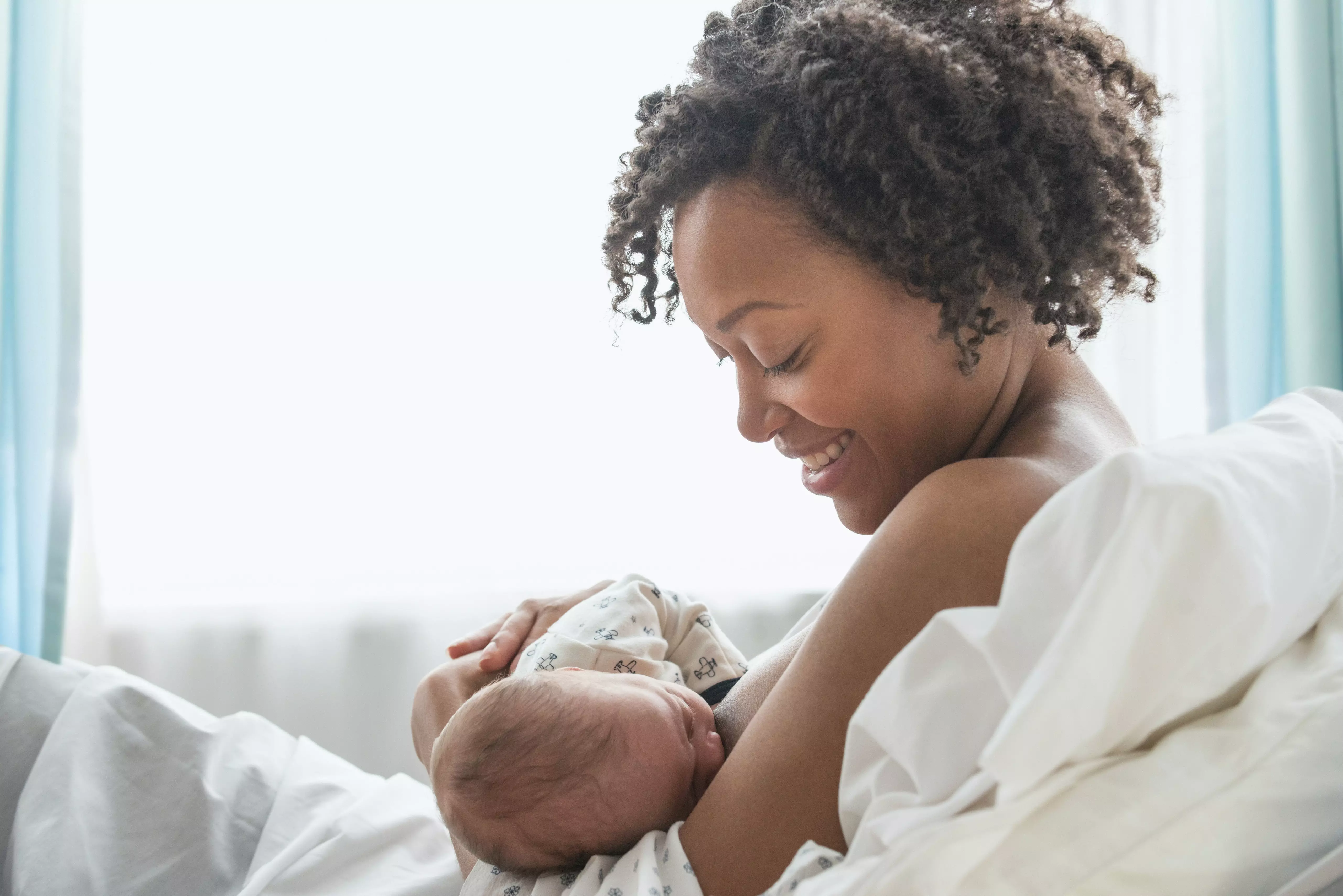 Tu je dôvod, prečo si novorodenci dávajú gagy, keď dojčia — a čo s tým môžete urobiť