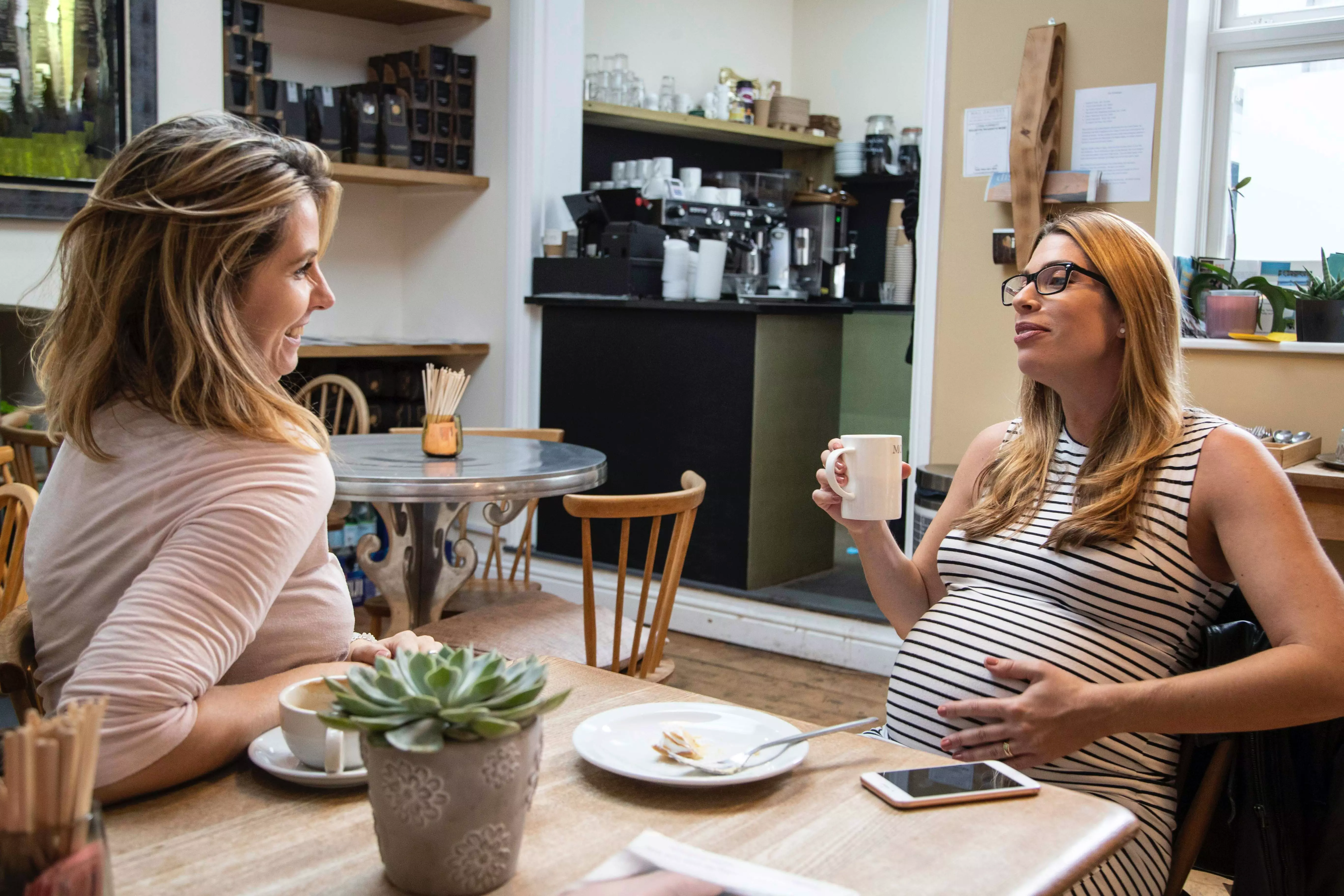 Les amies mamans sont cruciales pendant cette période de votre vie.