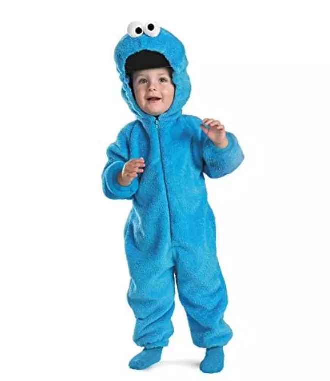 Budak leutik nganggo kostum hooded pikeun siga Cookie Monster