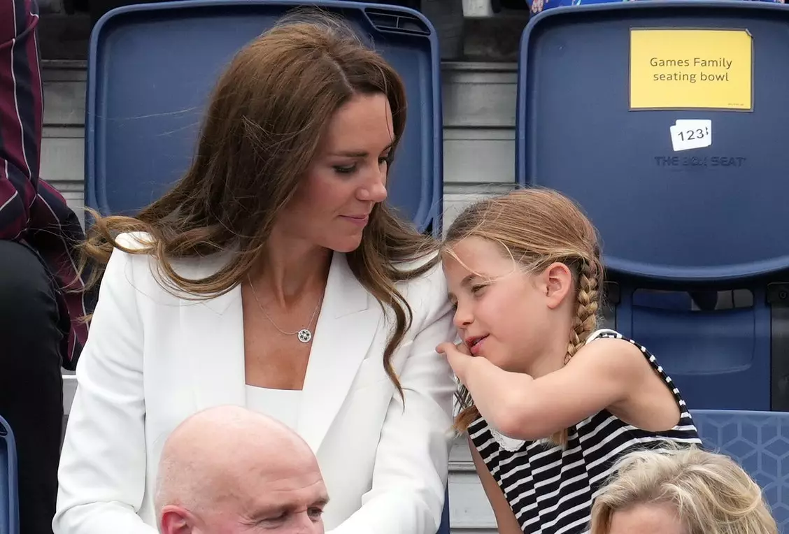 Prințesa Charlotte s-a sprijinit pe Kate Middleton.