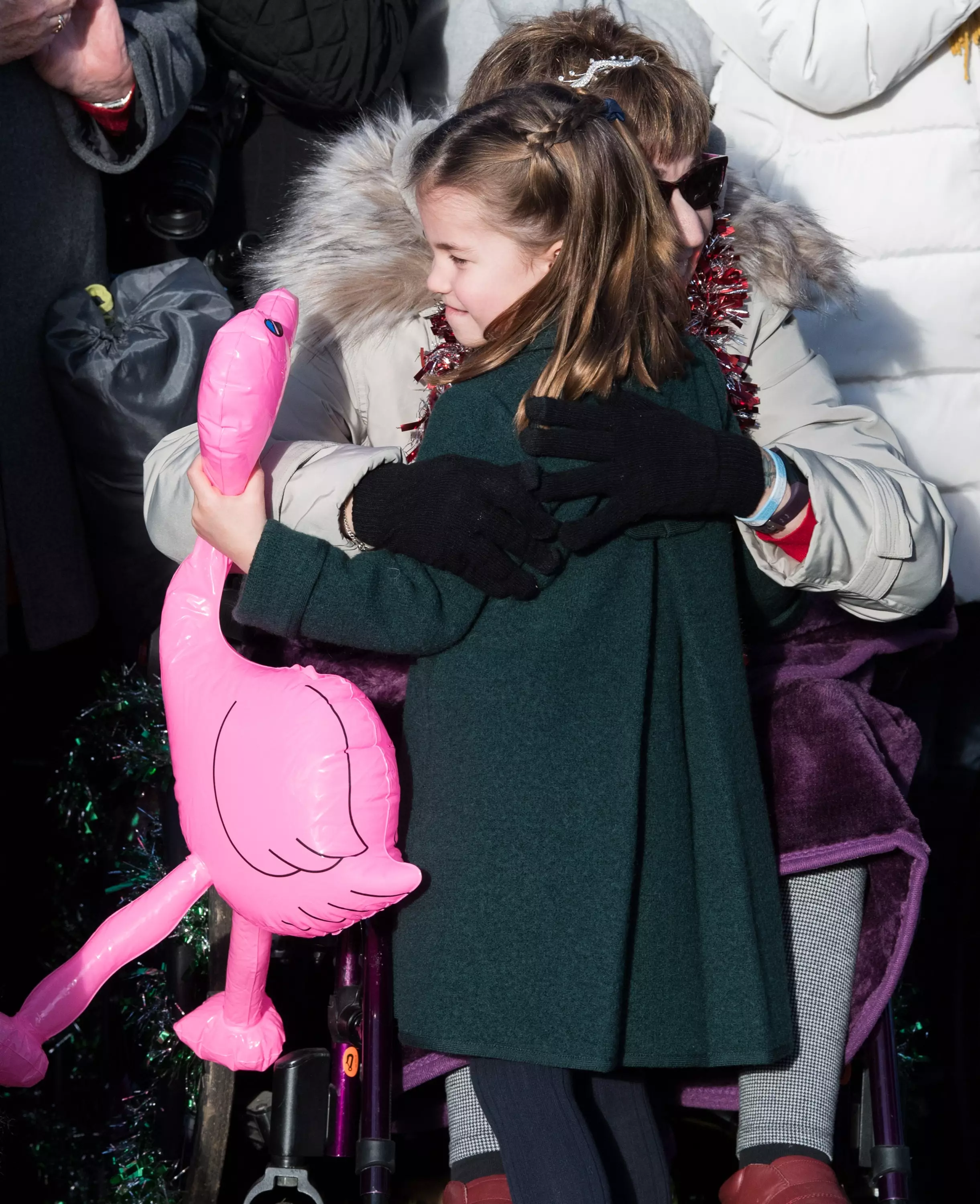 Prinsesse Charlotte hilser på en kongelig fan.