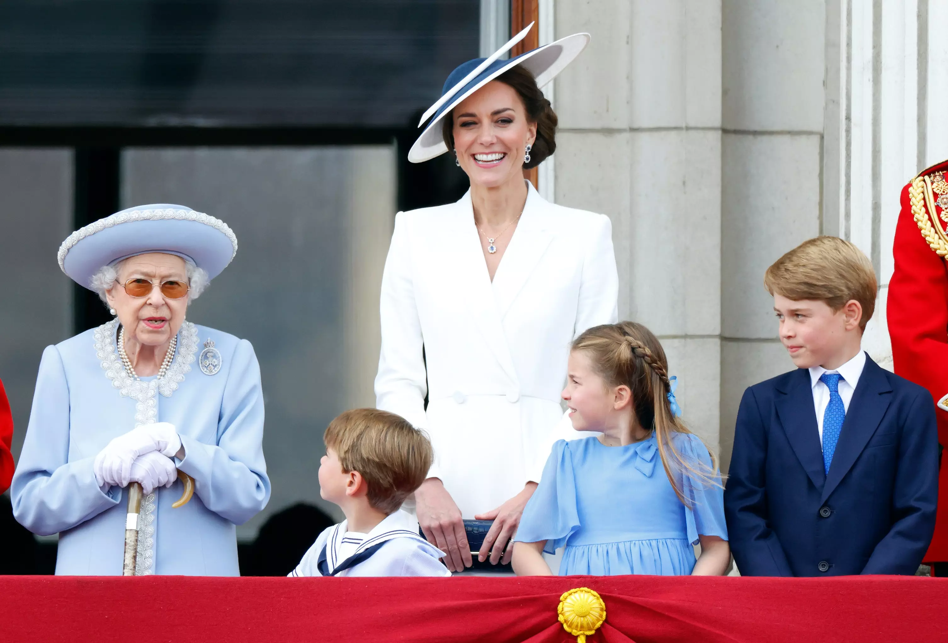 Księżniczka Charlotte patrzy na królową.