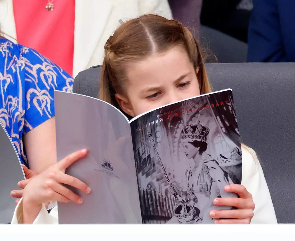 Prinsesse Charlotte leser opp om dronning Elizabeth.