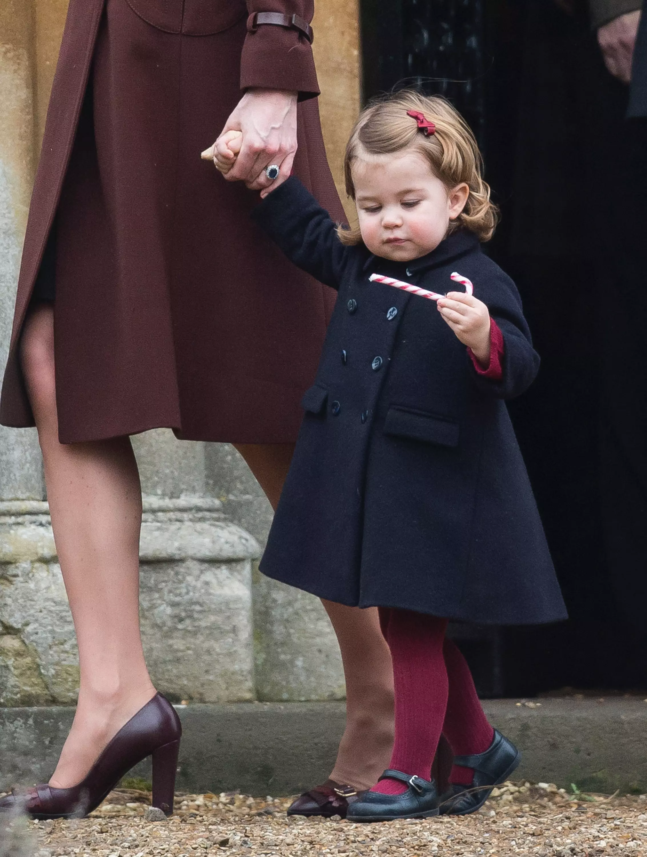 Księżniczka Charlotte sprawdza swoje jedzenie.