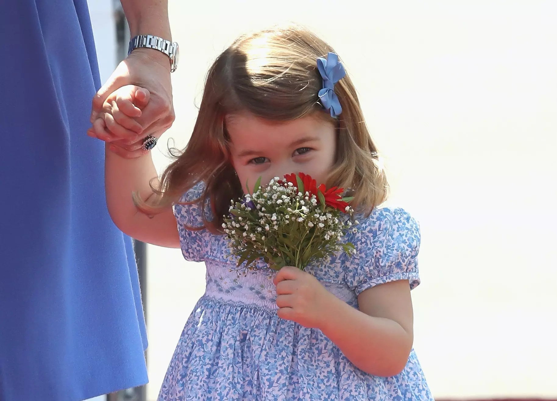 Prinsesse Charlotte tar imot gavene hennes med ynde.