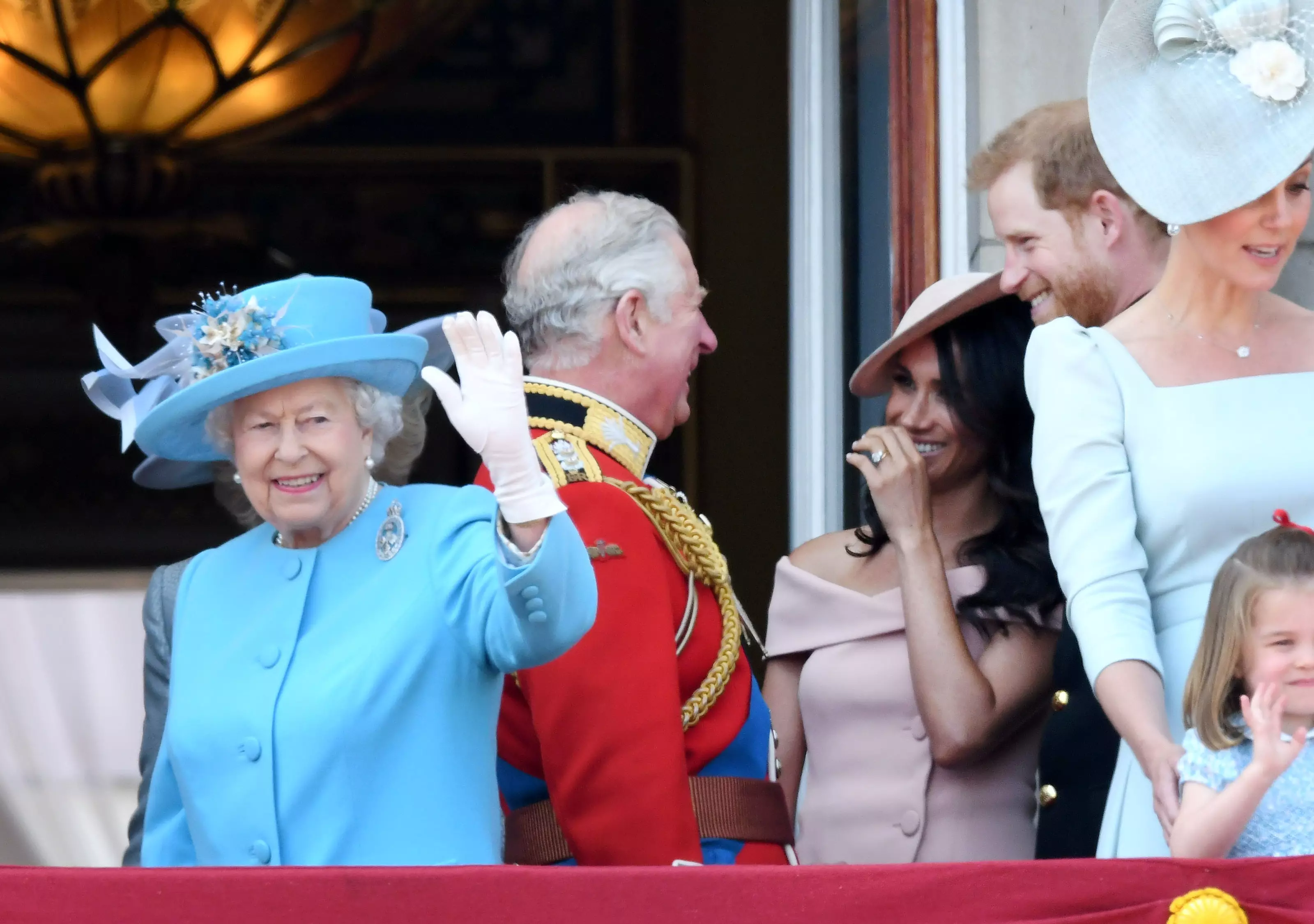 Prinsesse Charlotte etterligner dronning Elizabeths bølge.