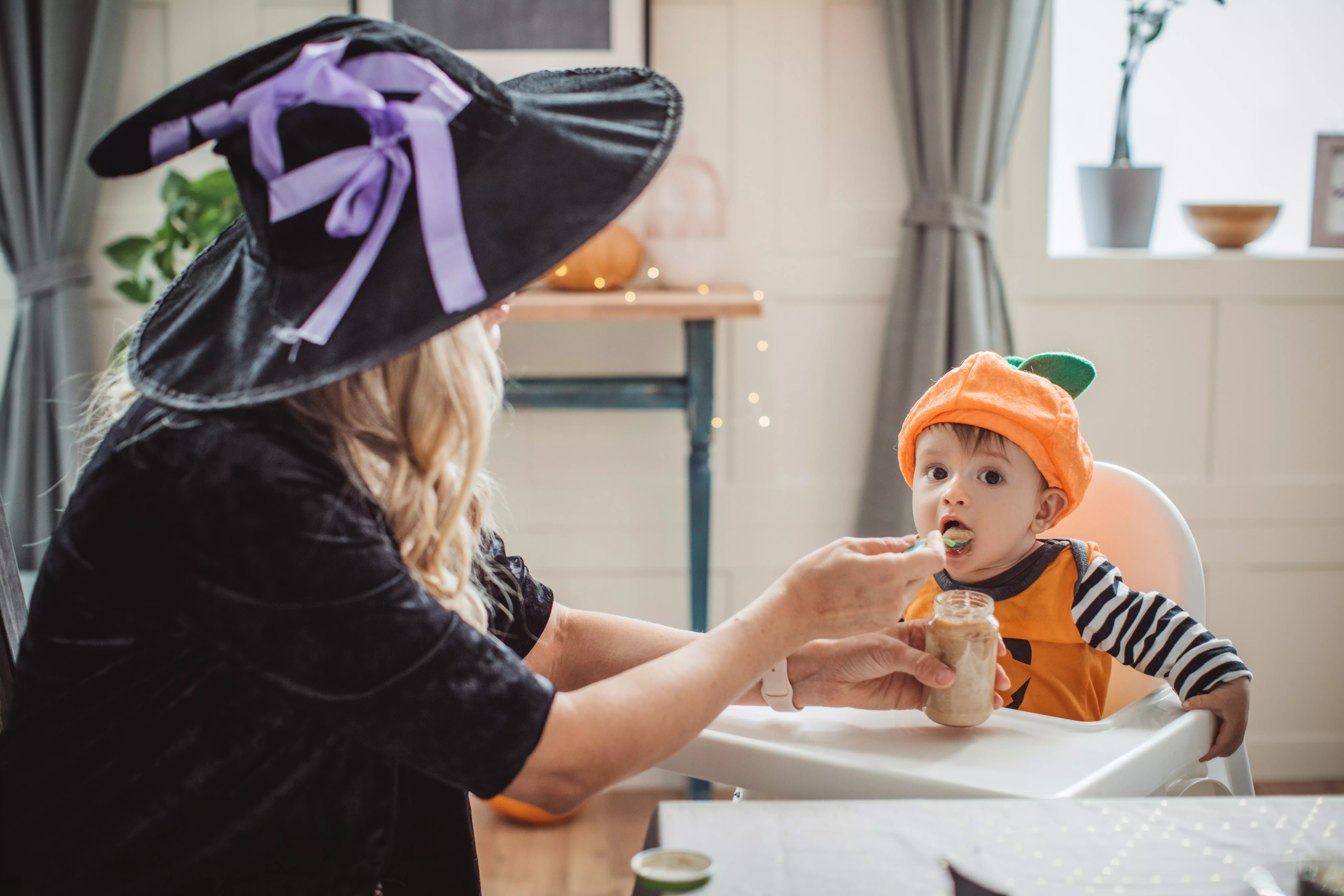 Mula sa Pumpkin Smoothies Hanggang Boo-Nanas, Napakaganda ng mga Halloween Baby Treat na ito