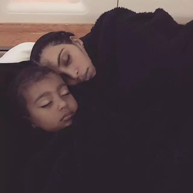 Kim Kardashian Yana son Arewa & Saint Su Zama Masu Bincike na Farko & Yana Da Kyawun Fata 27175_1