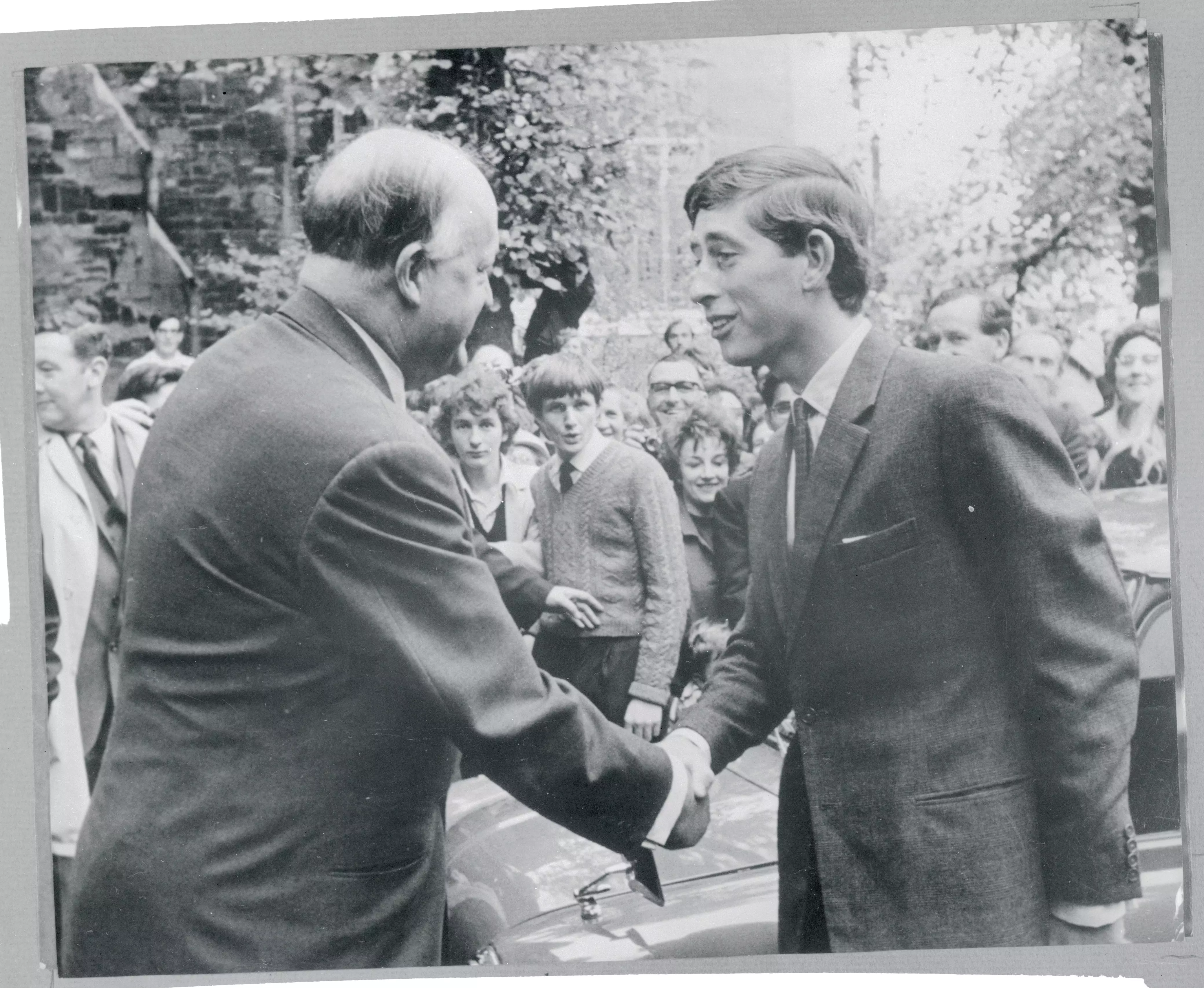 Prins Charles arriveerde op Trinity College.