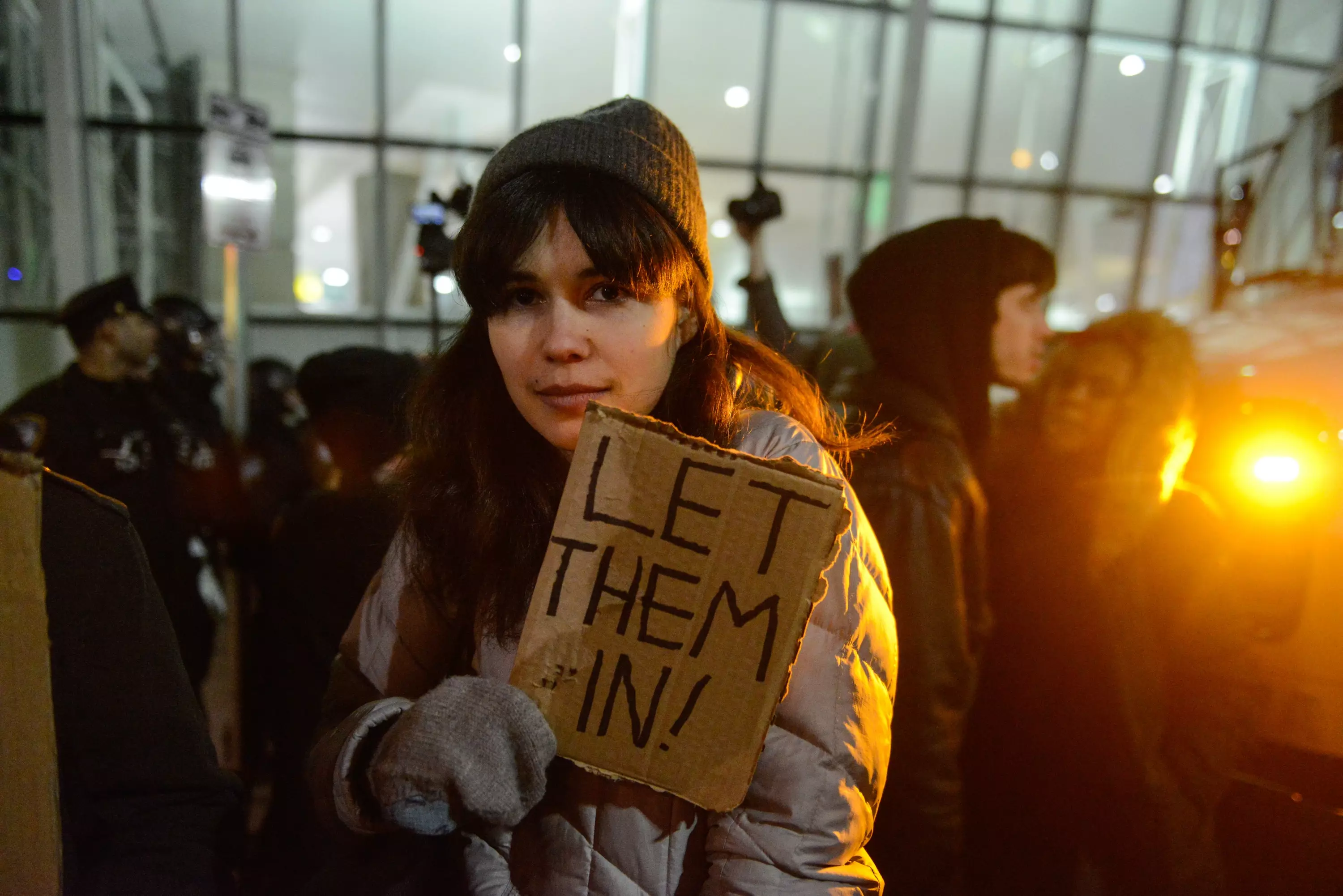 Tshav Dav Hlau Detainments Qhia Qhov phem tshaj plaws ntawm Asmeskas