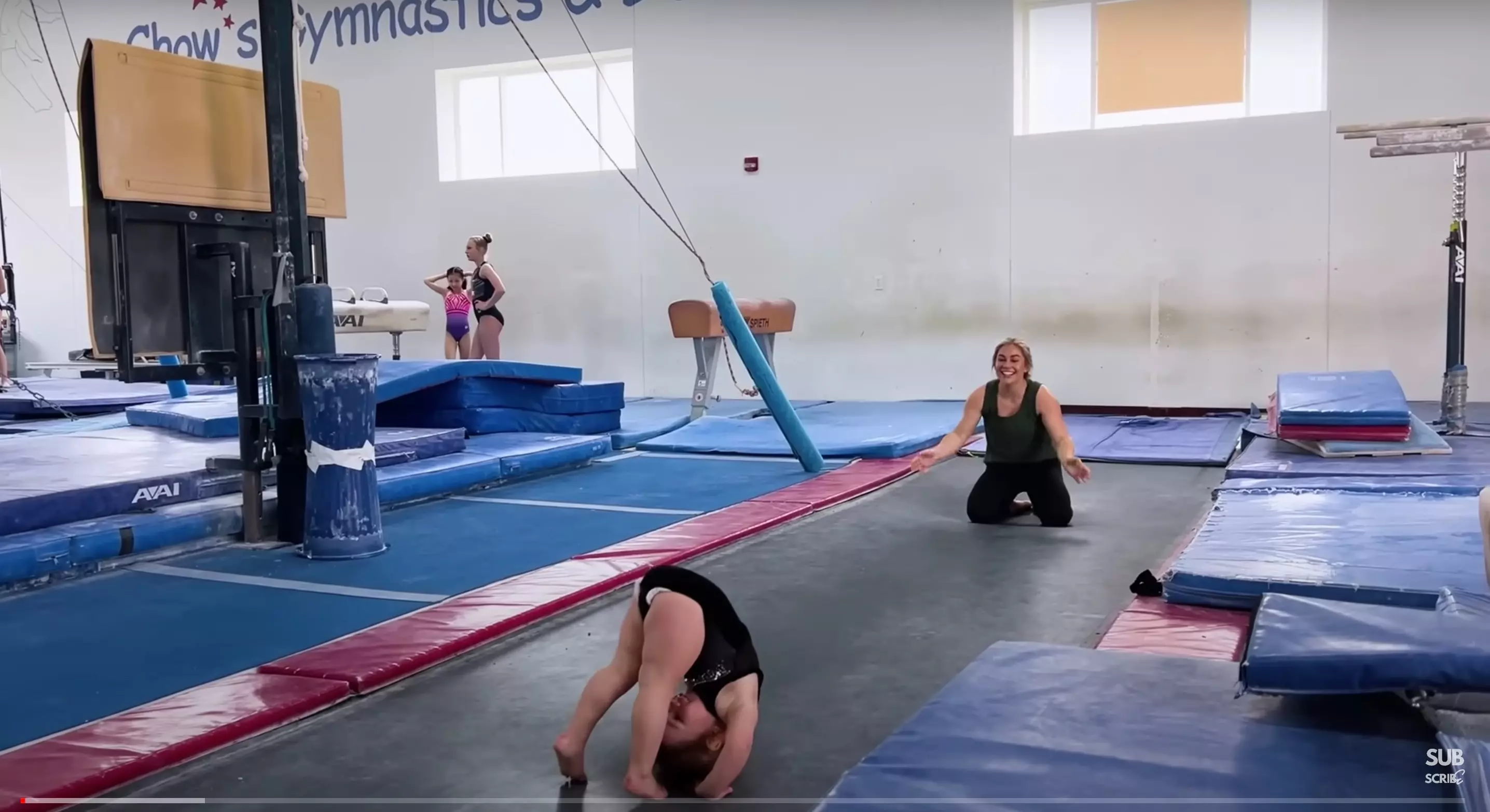 Drew docht in front roll op 'e trampoline as har mem Shawn Johnson cheert har op.