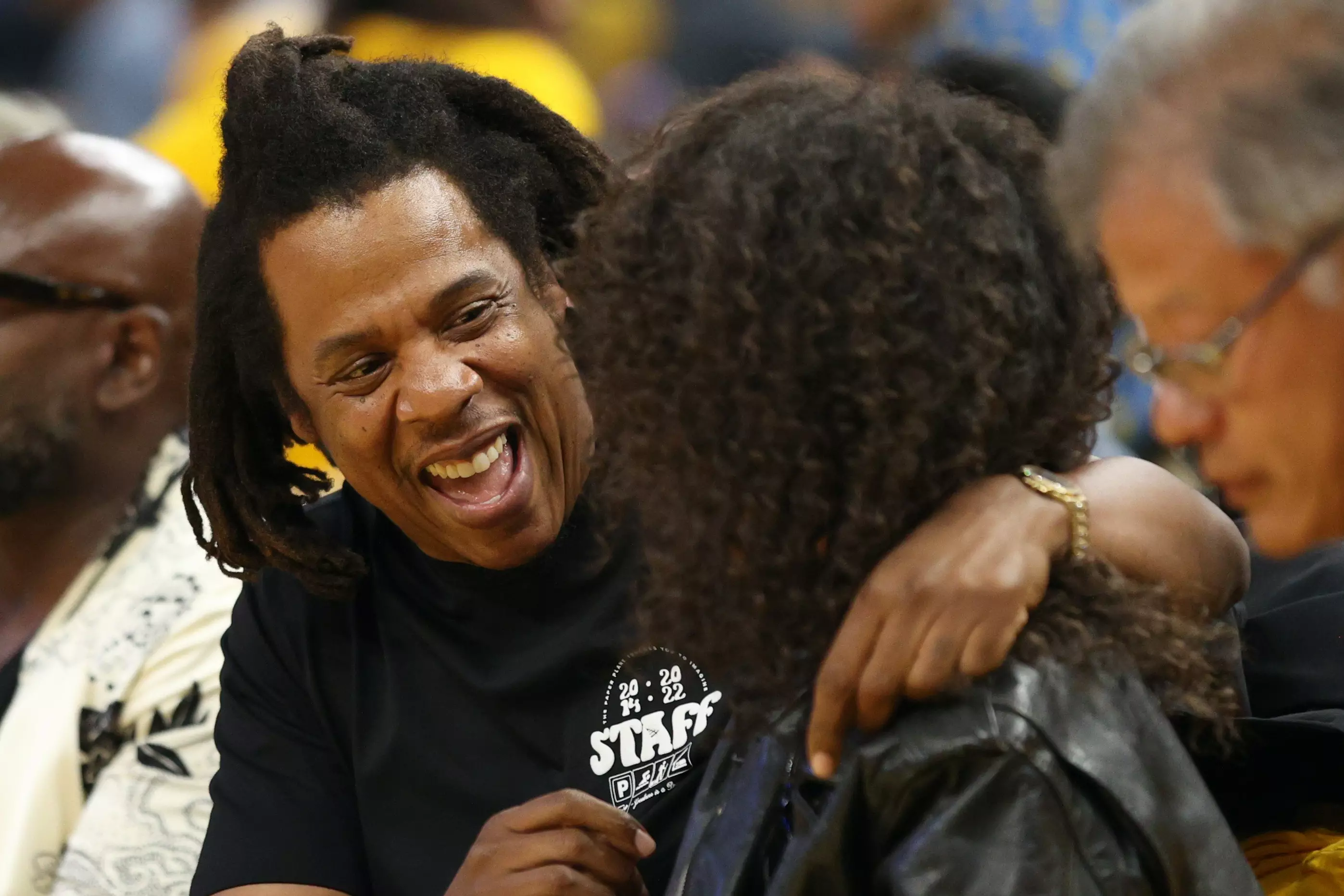 Niyakap ni Jay-Z ang kanyang anak na si Blue Ivy Carter sa ikalawang quarter ng Game Five ng 2022 NBA Fina...