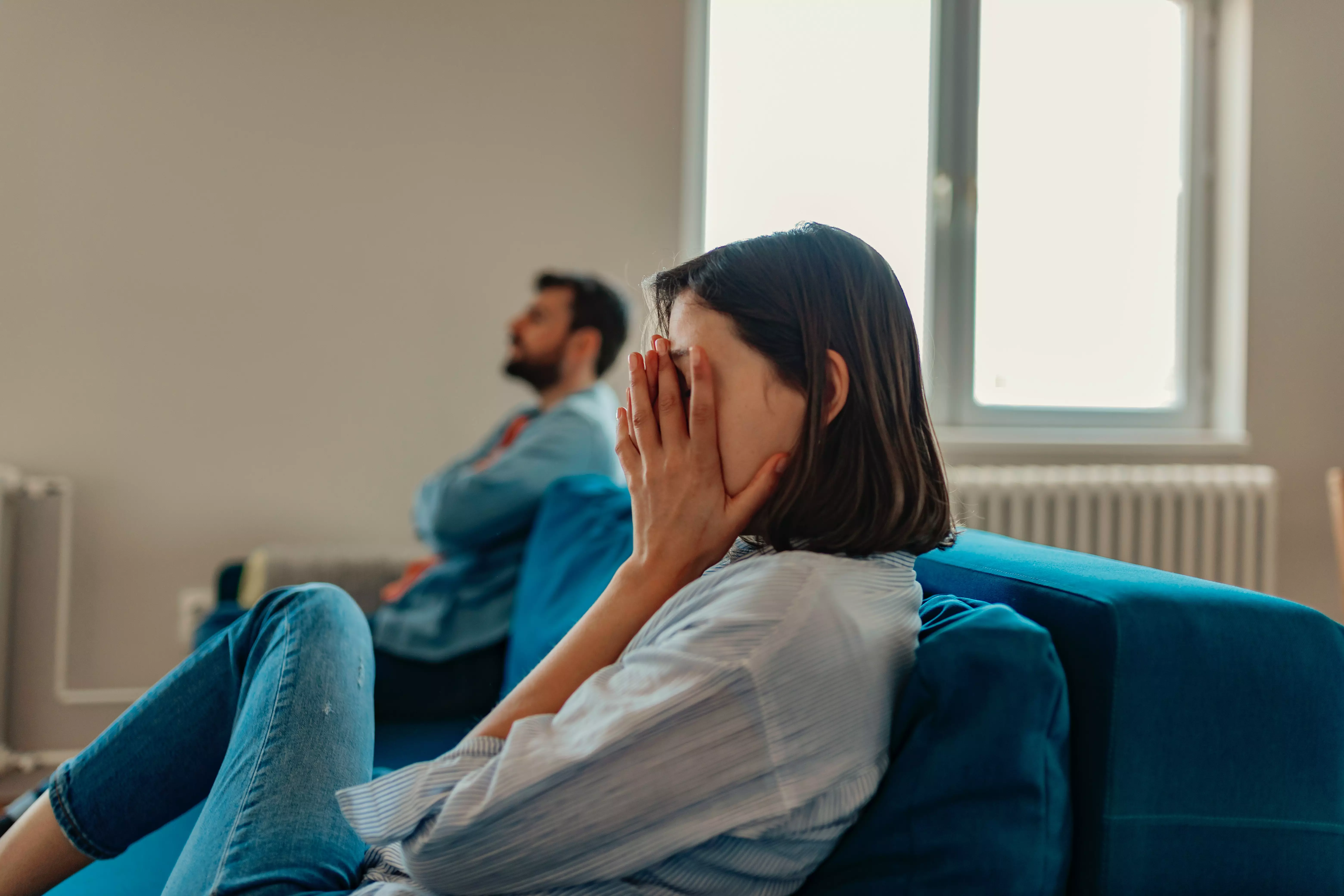 Boldogtalan házaspár otthoni vita után a nappaliban, hogyan szabjunk határokat egy szülőtársával...