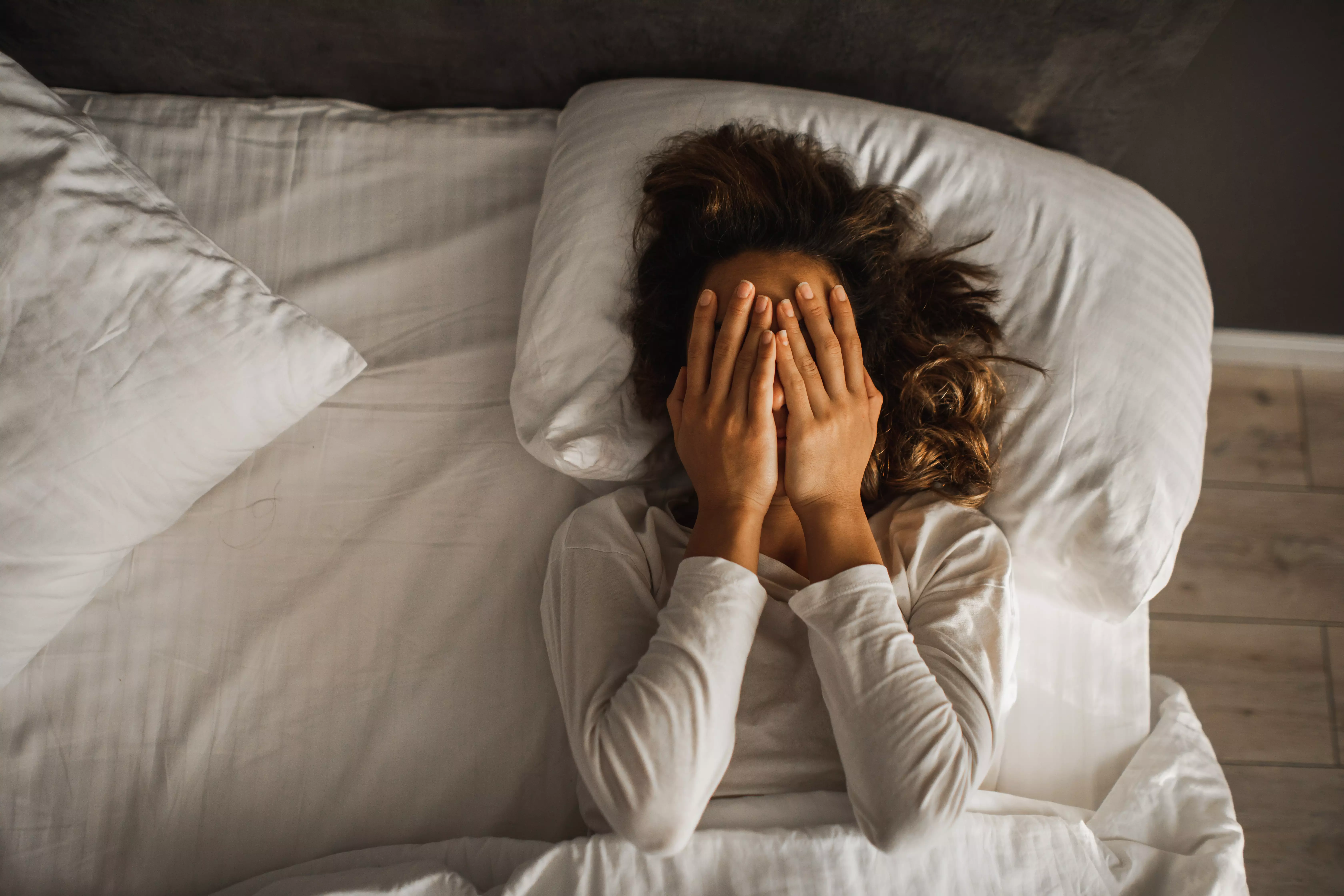 vrouw gestrest in bed, stress droom