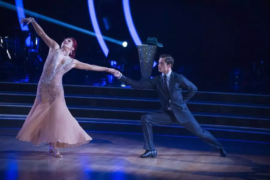 Sharna Burgess ' ibaṣepọ Life Le Fun 'DWTS' Fans ireti 34952_2