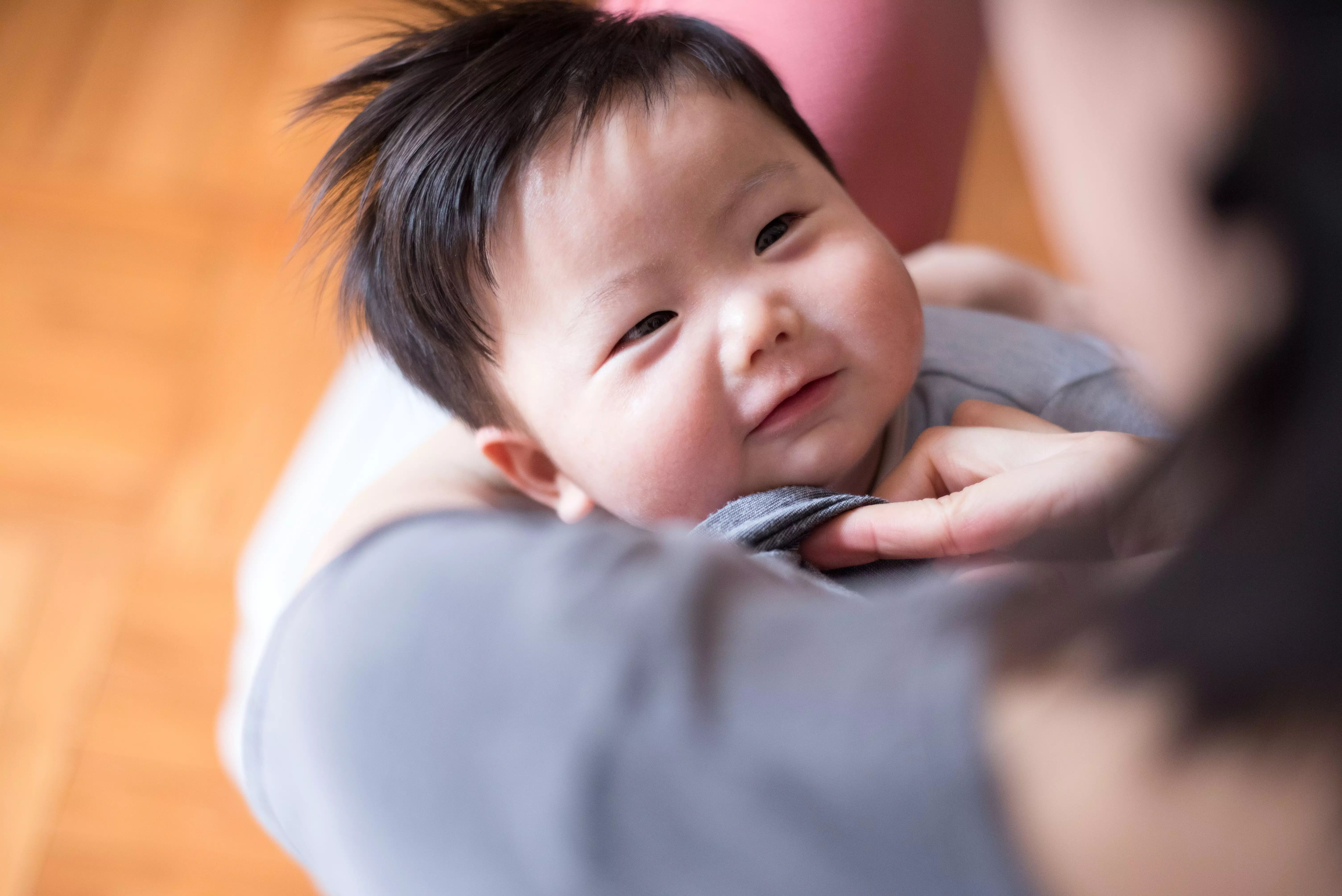 bebé mirando a la madre en un artículo sobre nombres de bebés que comienzan con