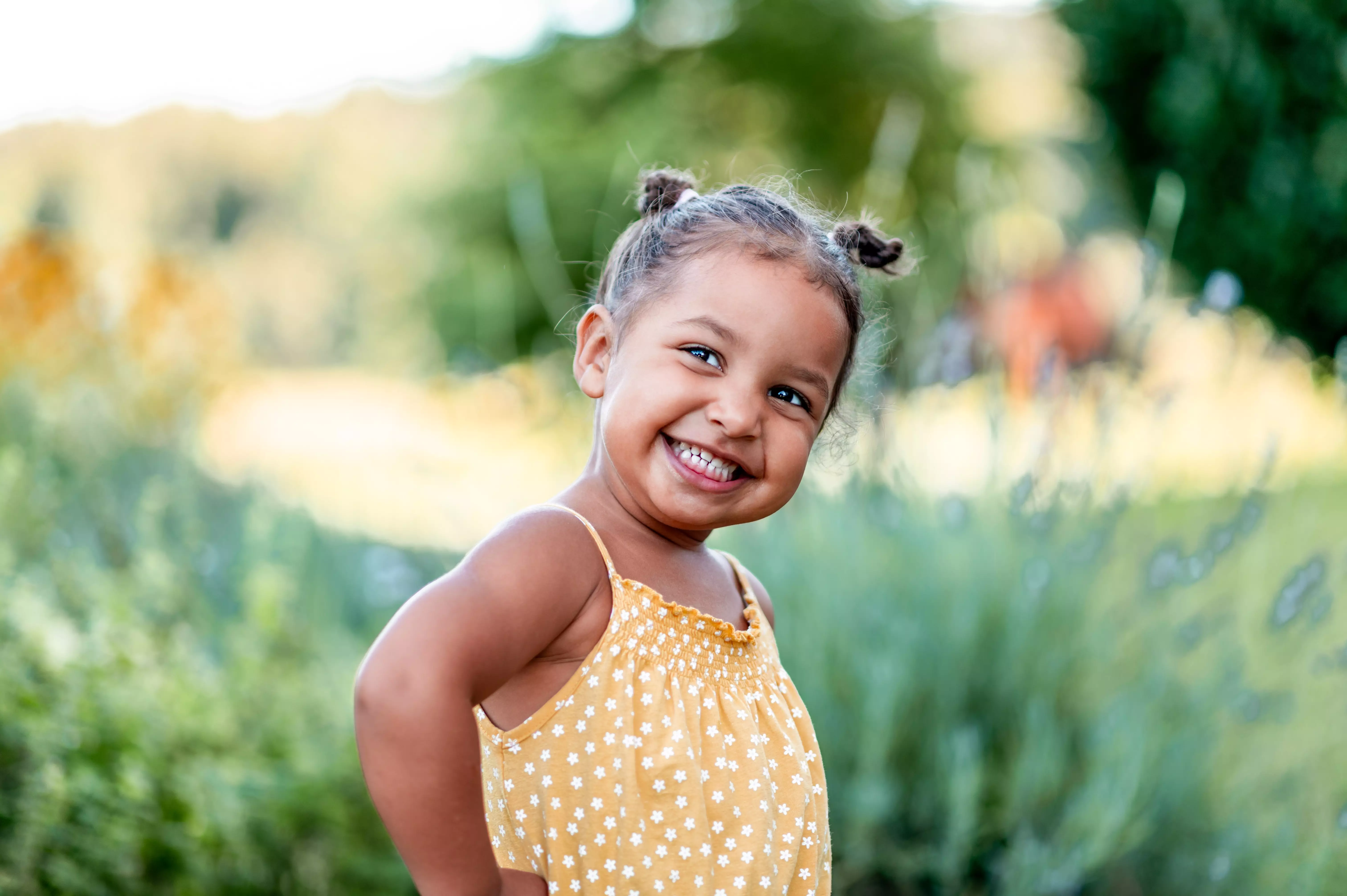 Retrato de una linda y alegre niña en un artículo sobre nombres de niñas que comienzan con