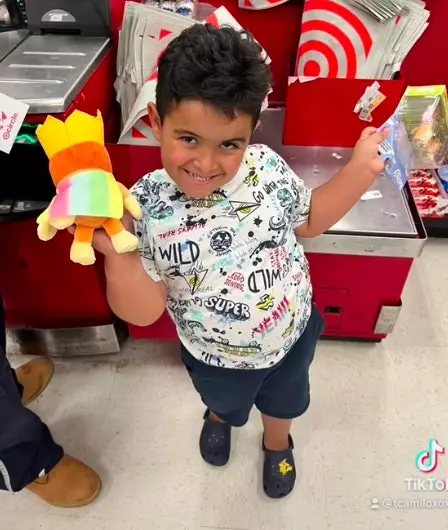 Un petit garçon pose joyeusement dans Target