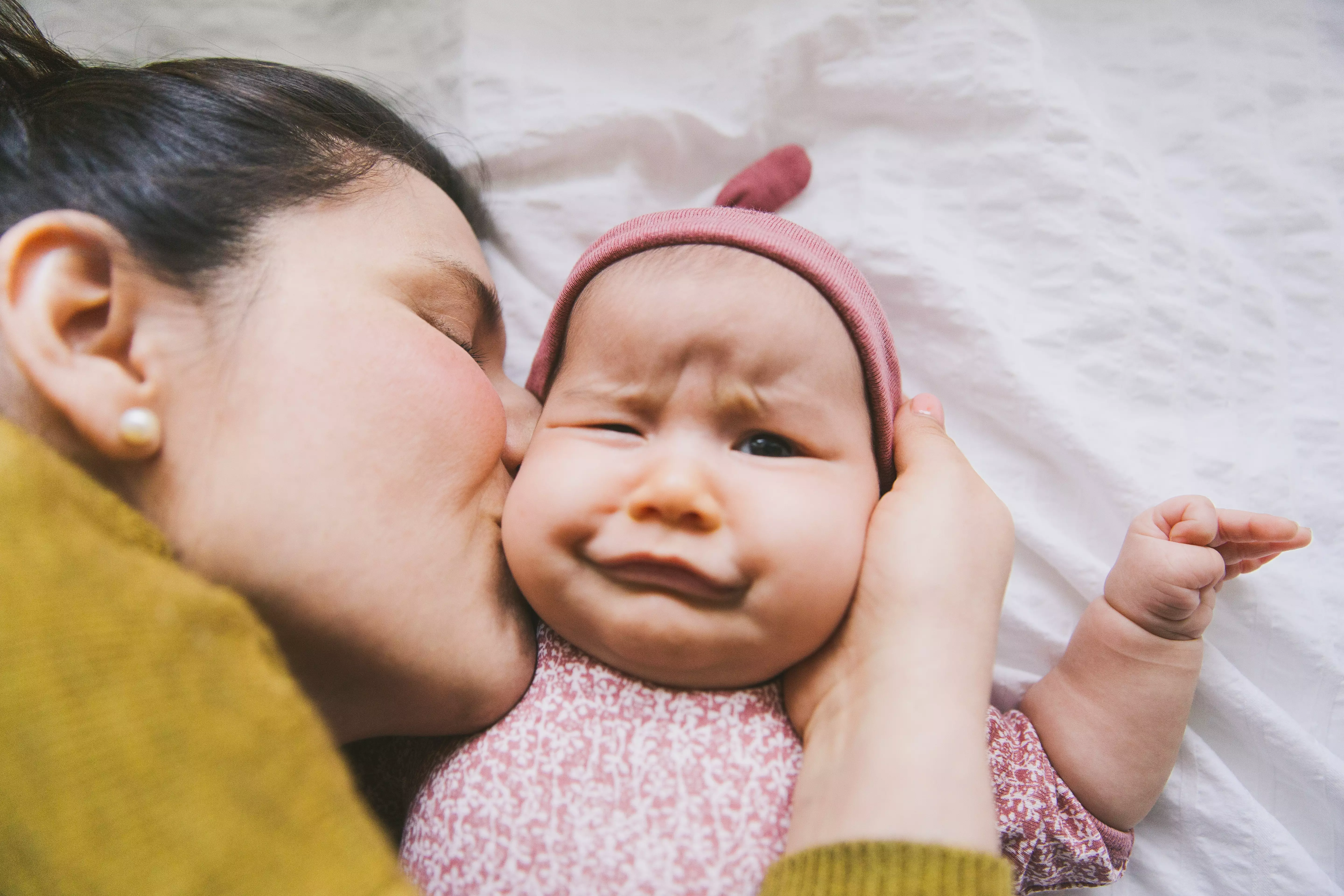 mom kissing baby girl, e తో మొదలయ్యే ఆడపిల్ల పేర్లు