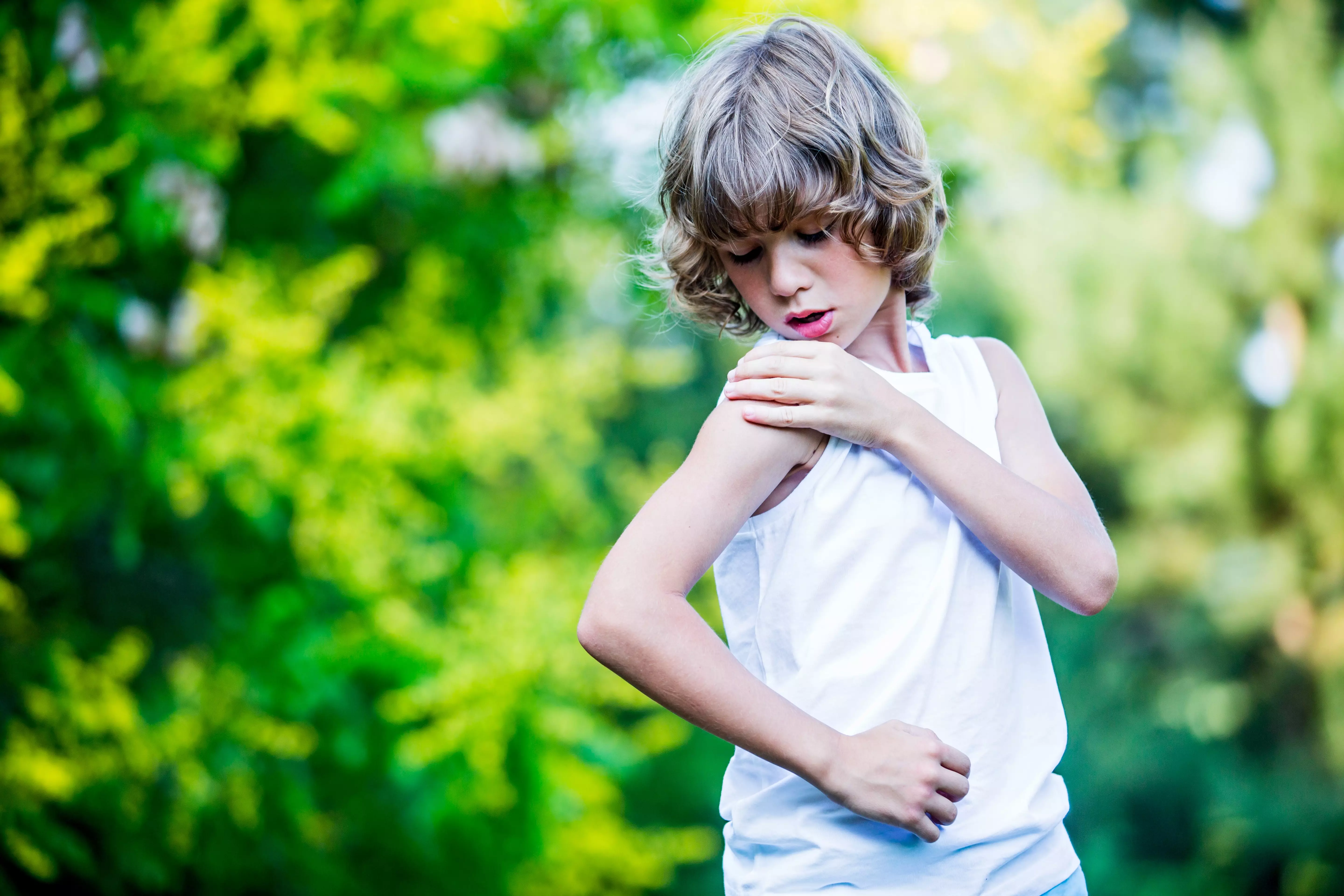 Esta es la razón por la que a algunos niños les pican más mosquitos que a otros