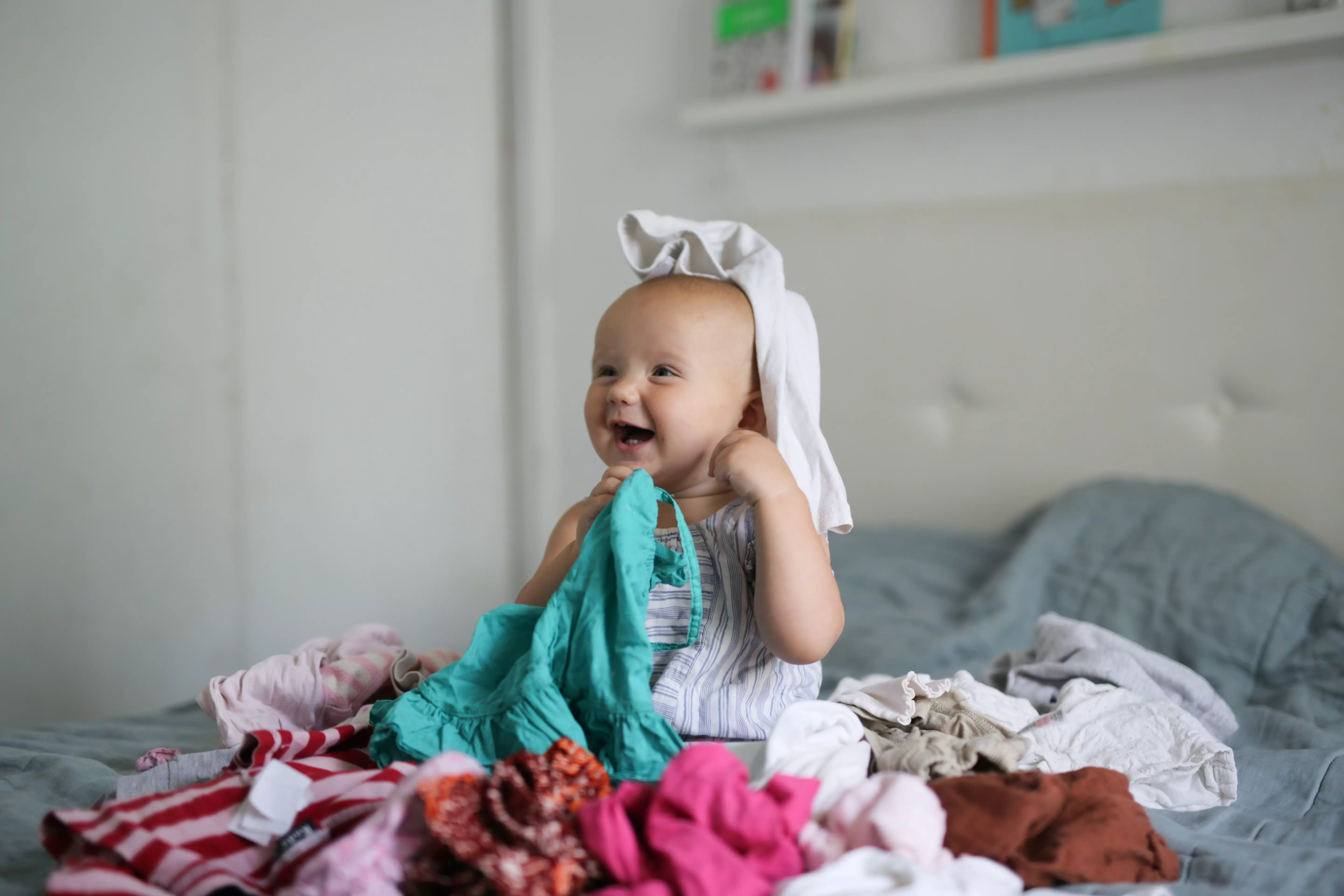 Les meilleures façons de ranger les vêtements de bébé à court terme, à long terme et dans de petits espaces