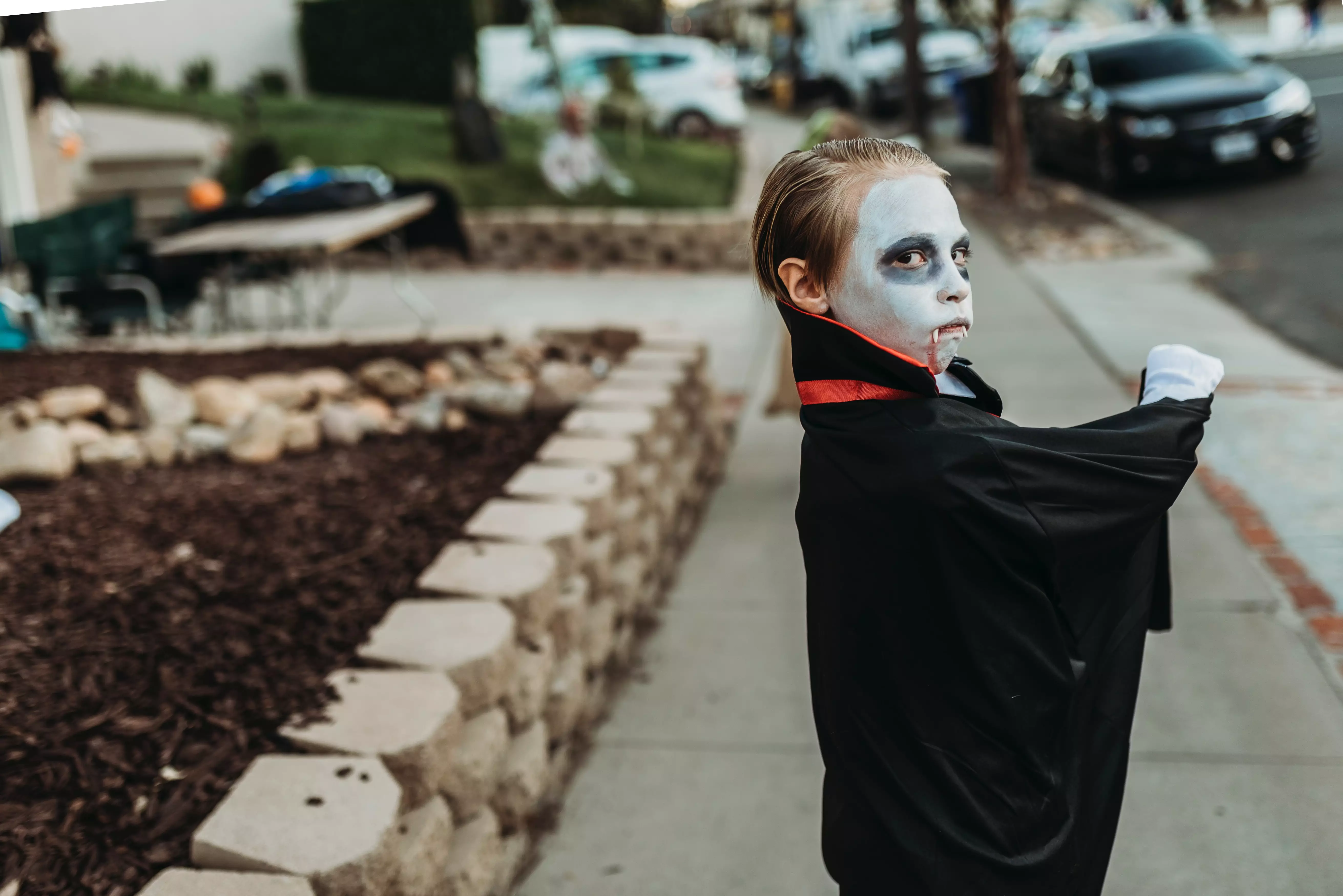 buachaill beag gléasta suas mar dracula, Oíche Shamhna cnag joke