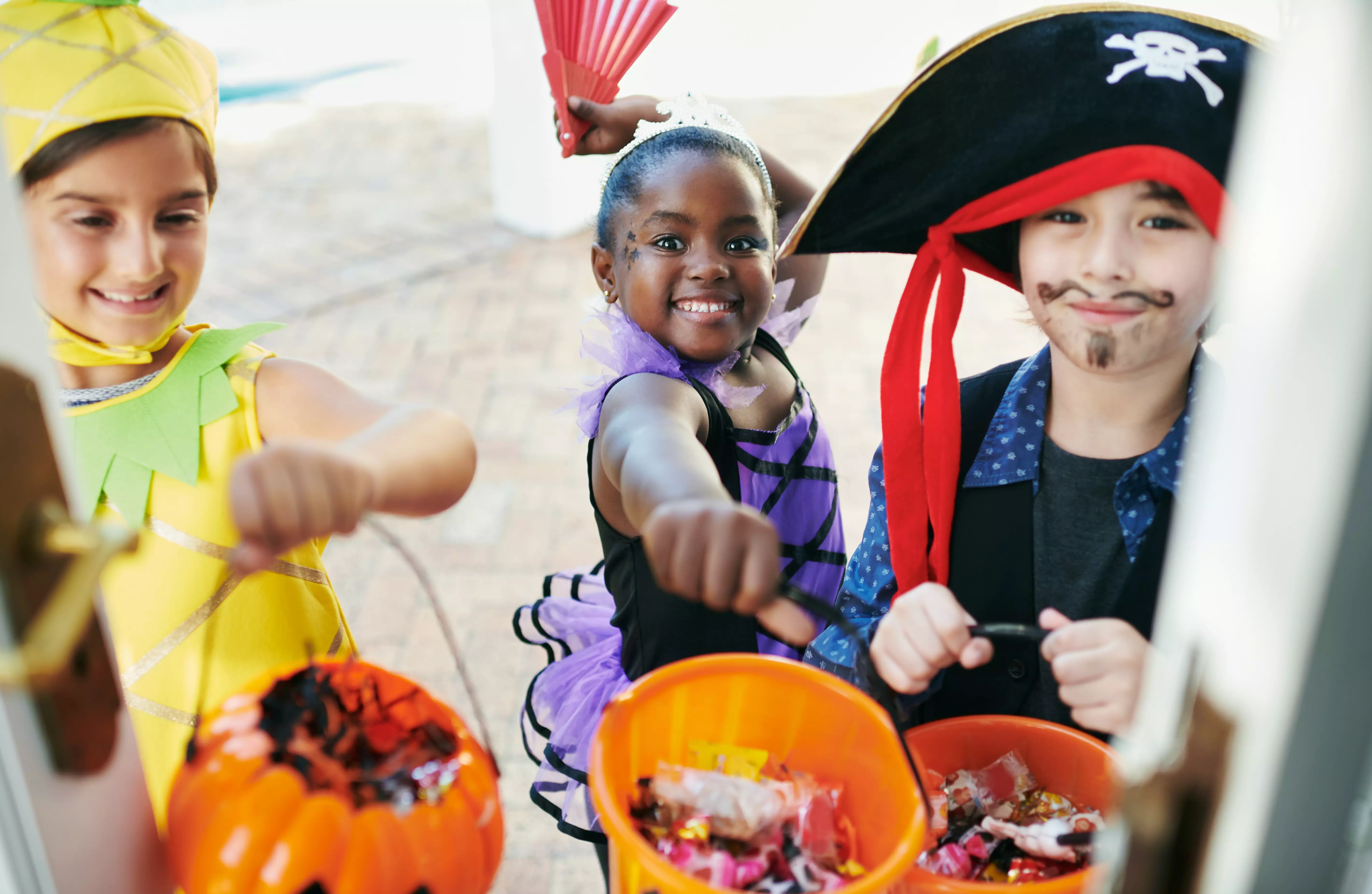 kids trick-or-treating, Oíche Shamhna cnag joke