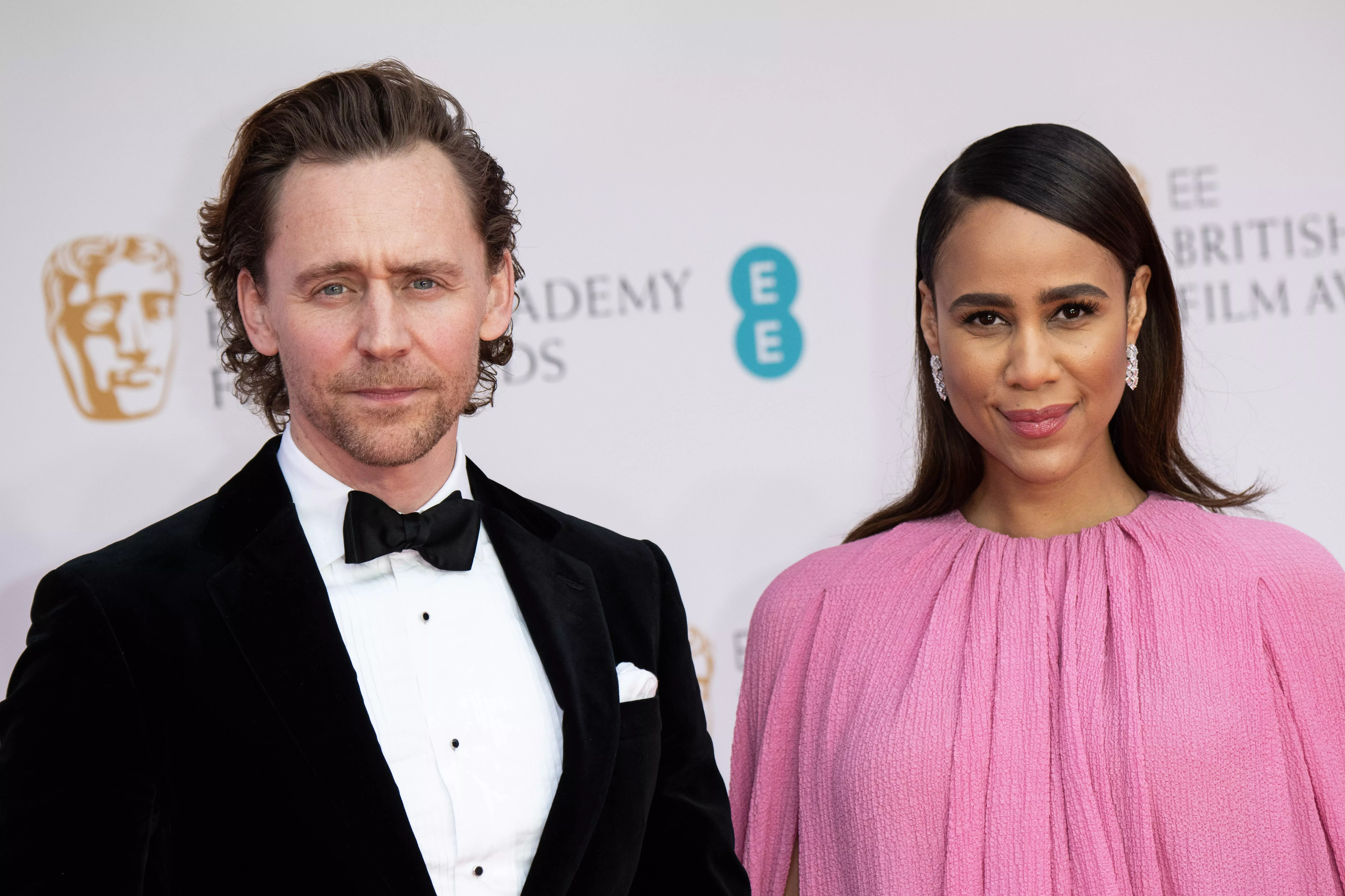 Tom Hiddleston နှင့် Zawe Ashton တို့သည် ၎င်းတို့၏ ပထမဆုံးရင်သွေးကို အတူတကွ မျှော်လင့်နေကြသည်။