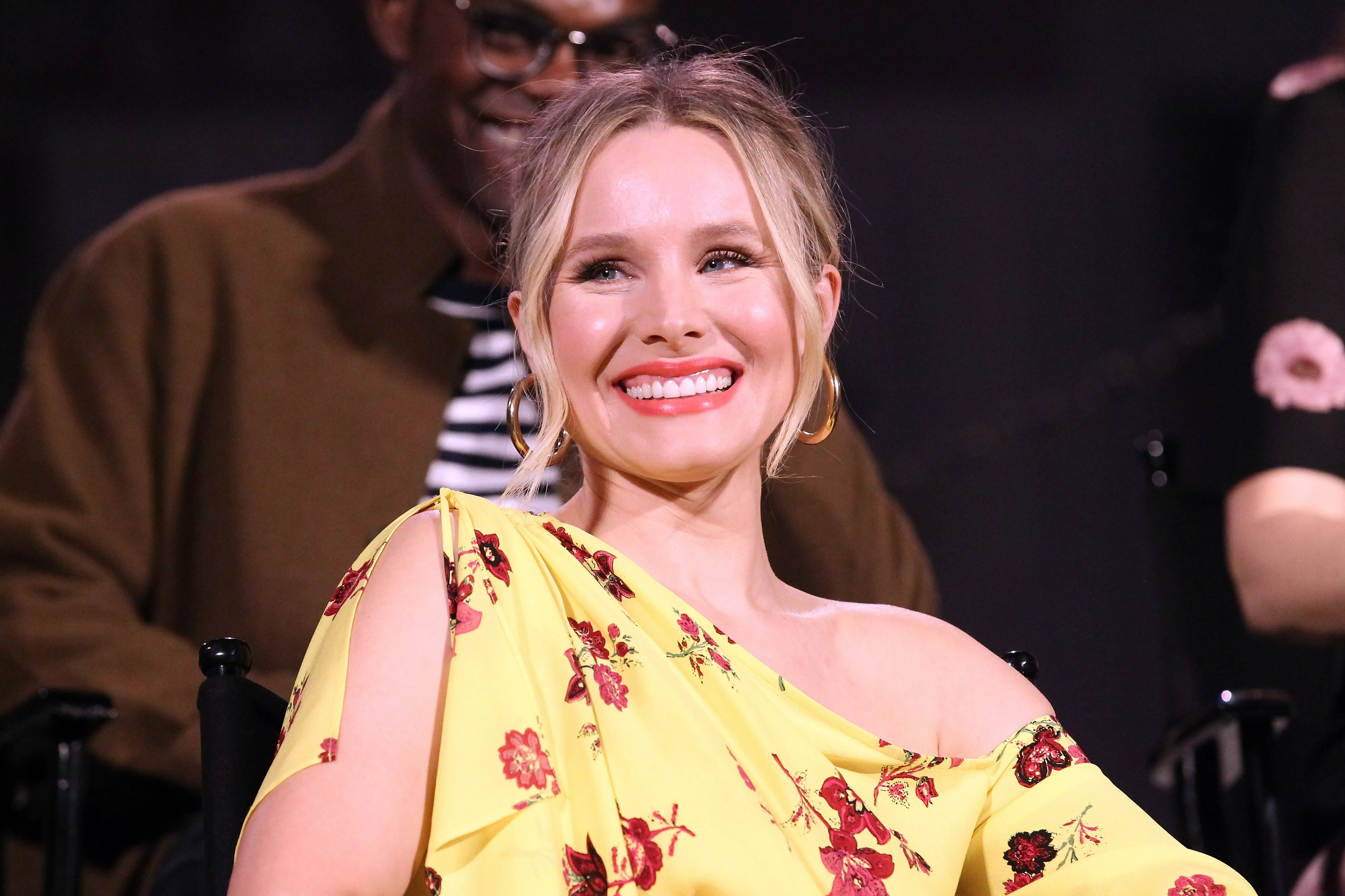 Cheiliúir Kristen Bell Lá na Máthar 'Stíl Daidí' Toisc gur Genius Iarbhír í