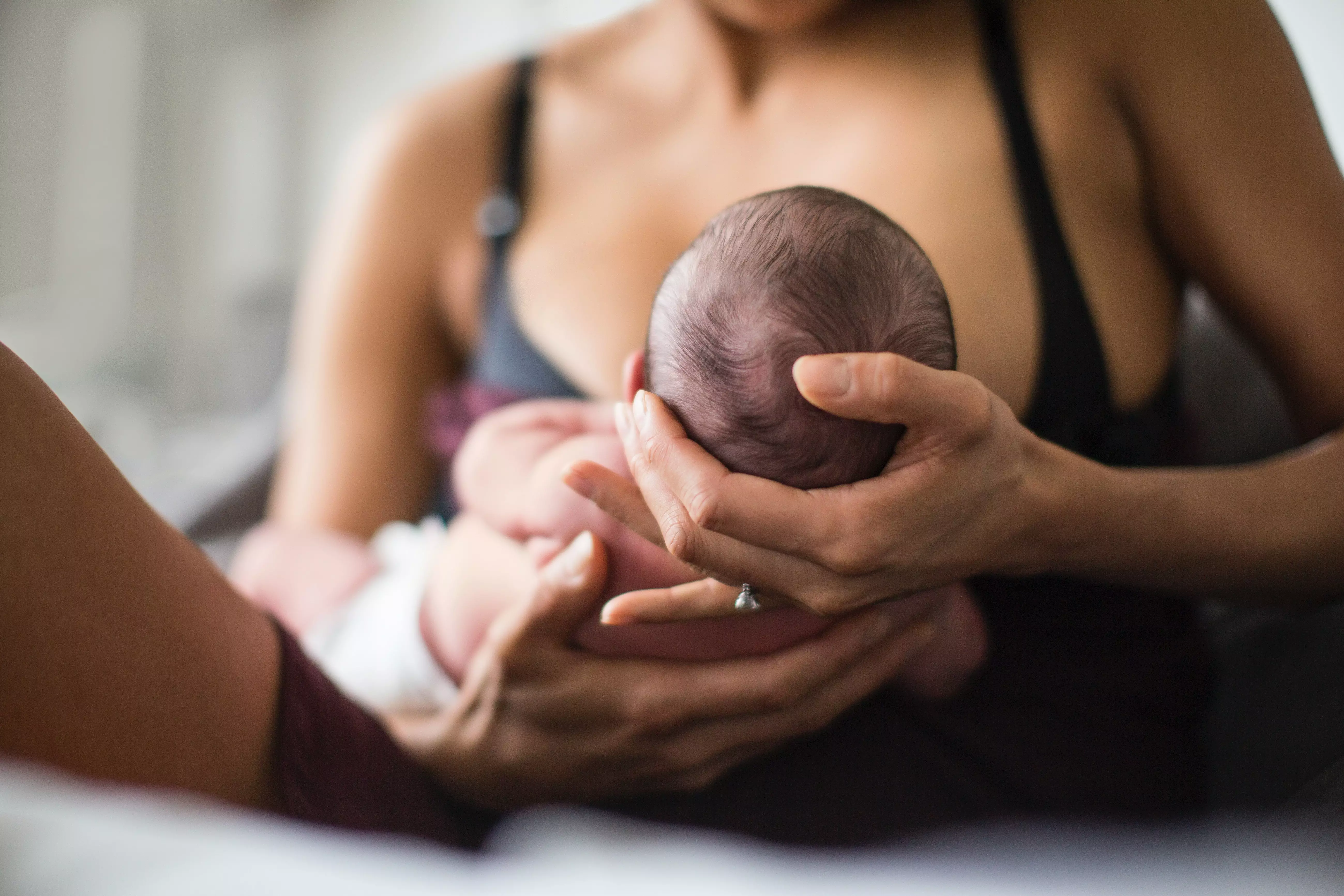 口唇裂または口蓋裂の赤ちゃんに母乳を与える方法