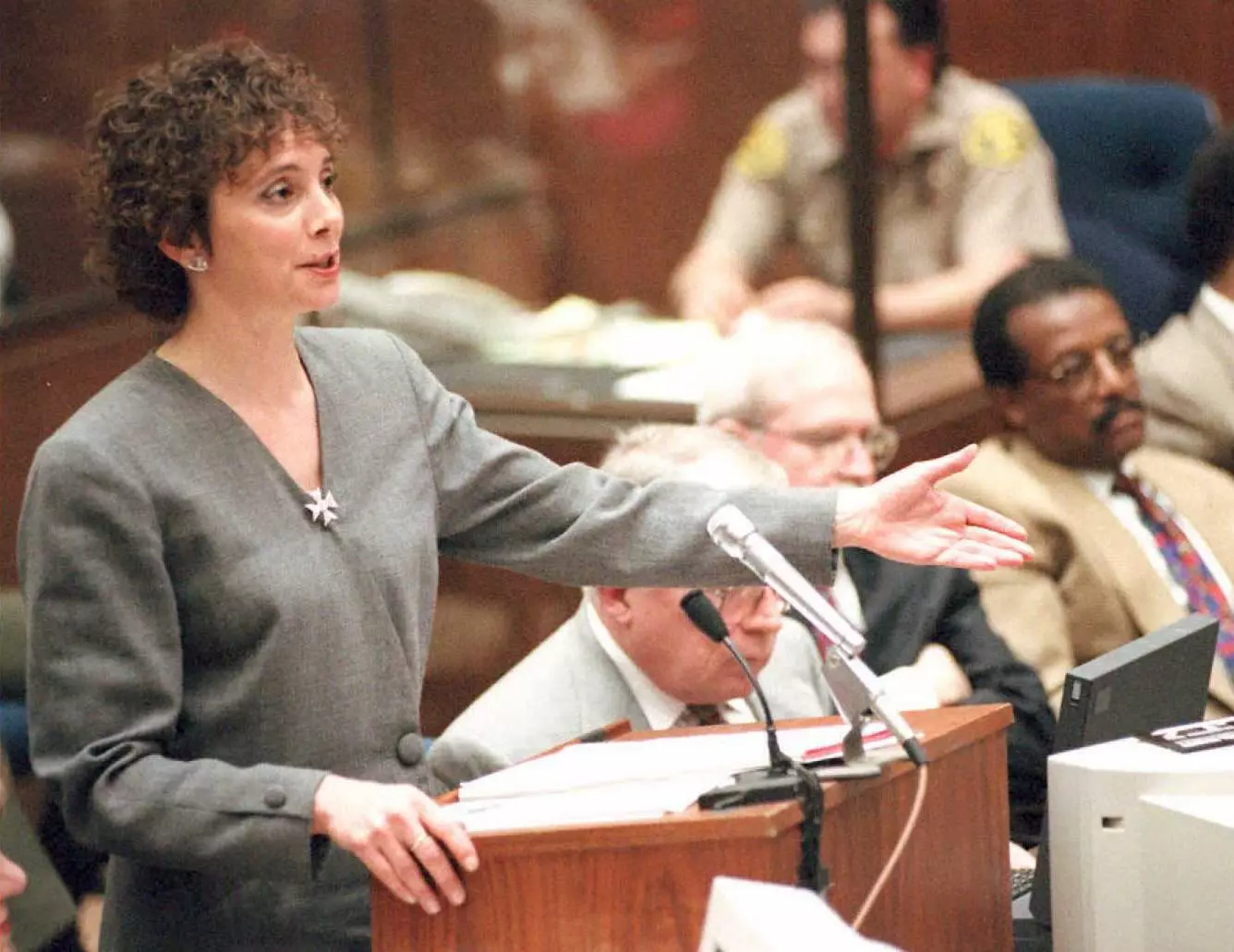 Unsa ang Gihunahuna ni Marcia Clark Sa Portrayal ni Sarah Paulson Sa 'The People V. O.J. Simpson'? Gidayeg sa Kanhi Abogado ang Iyang Katugbang sa TV 5561_2