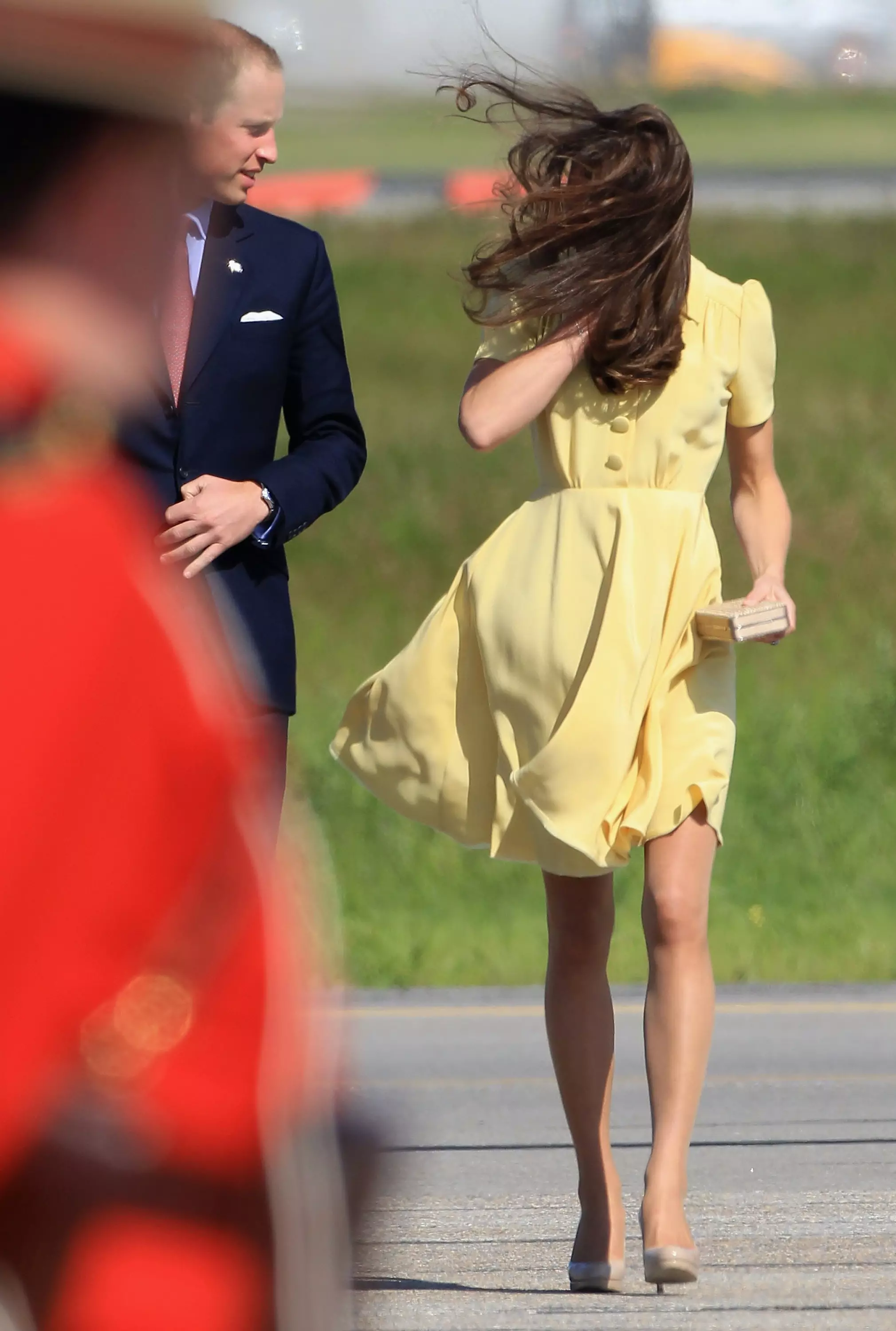 Ena ke tsela eo Meghan Markle le Kate Middleton ba Qobang ho se sebetse hantle ha WARDROBE ea Letsatsi la Windy 57581_5