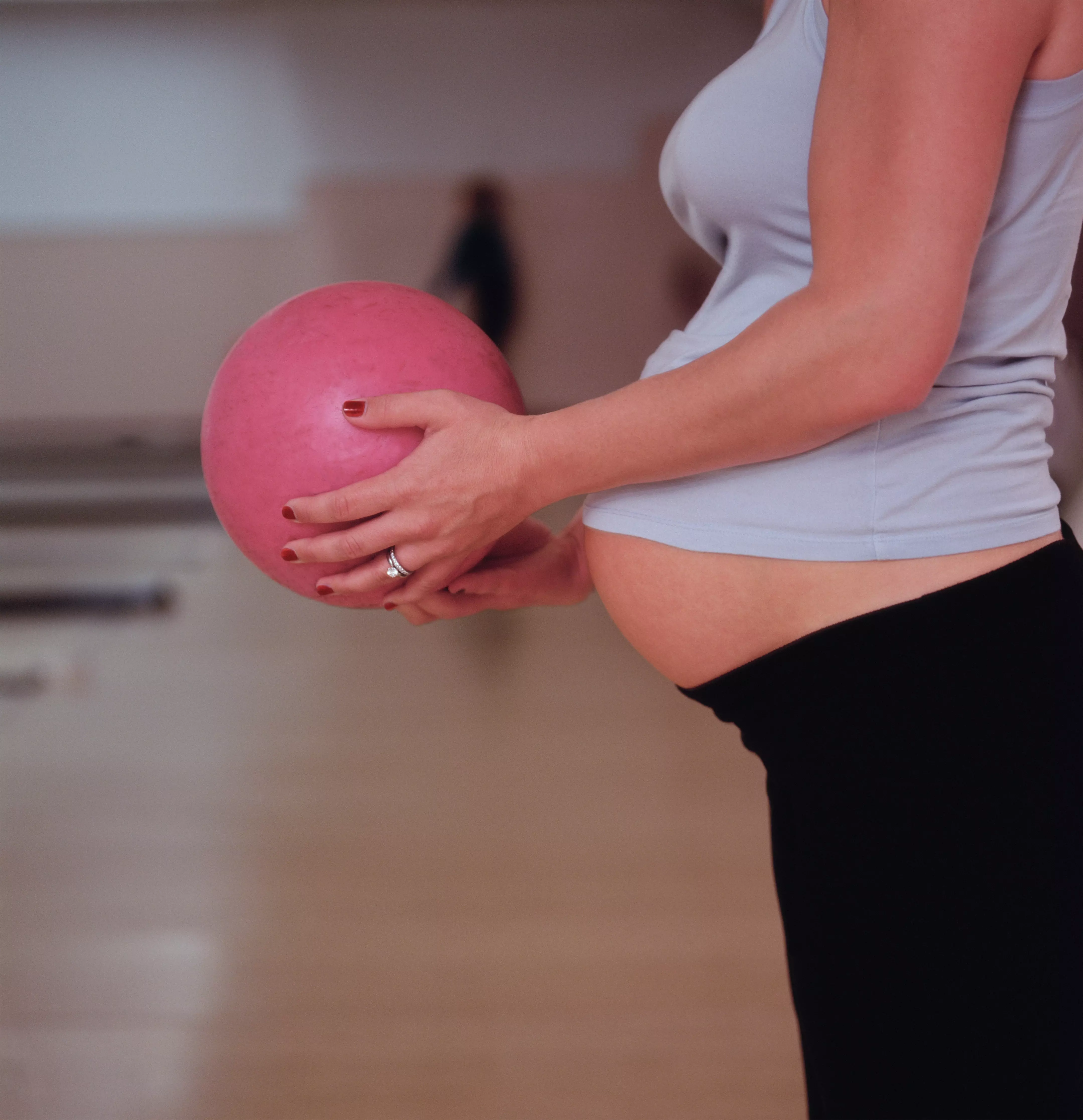 Mit kell tudni, mielőtt a bowling pályára lépne a terhesség alatt