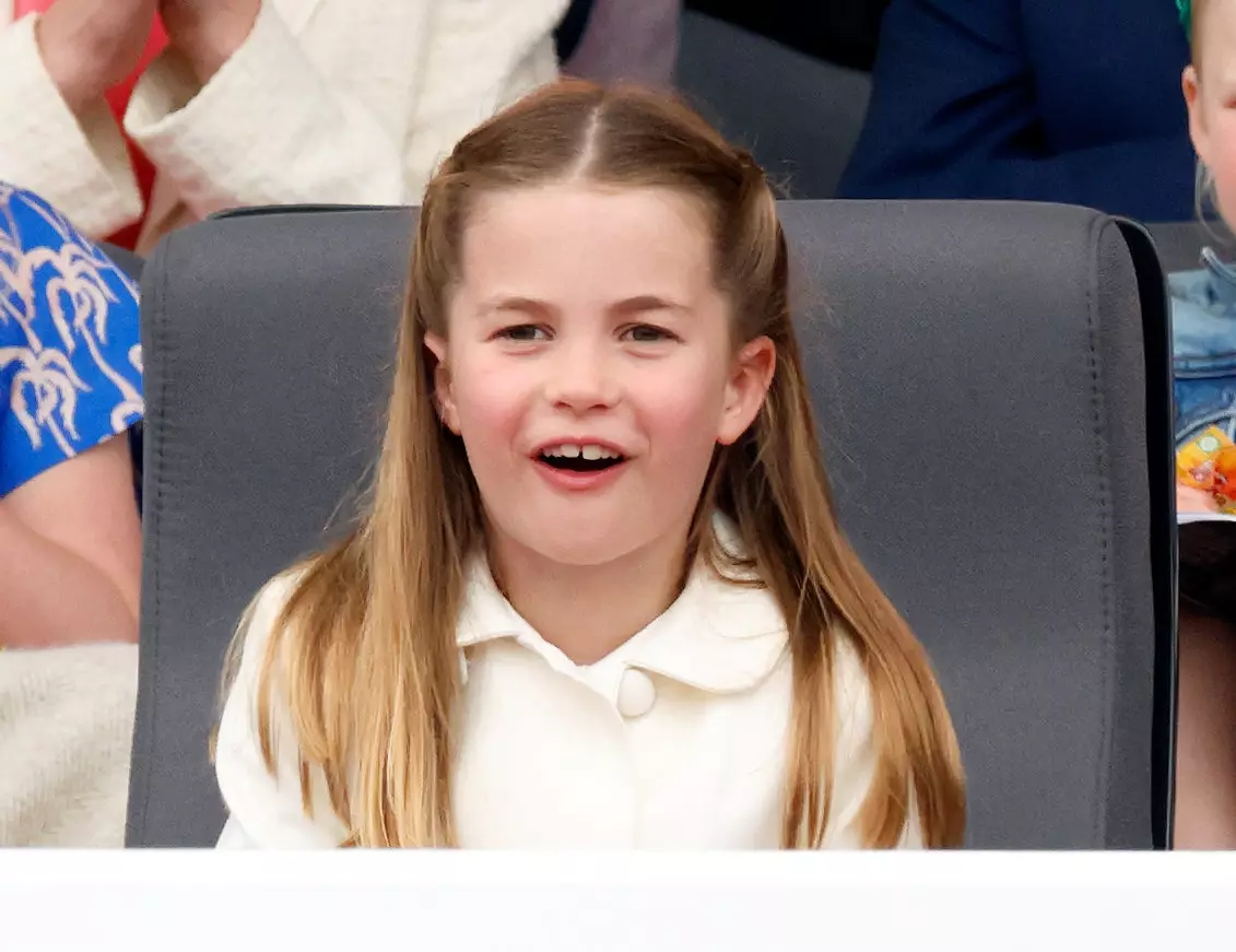 La princesa Charlotte se emocionó tanto al estrechar la mano de un fanático real