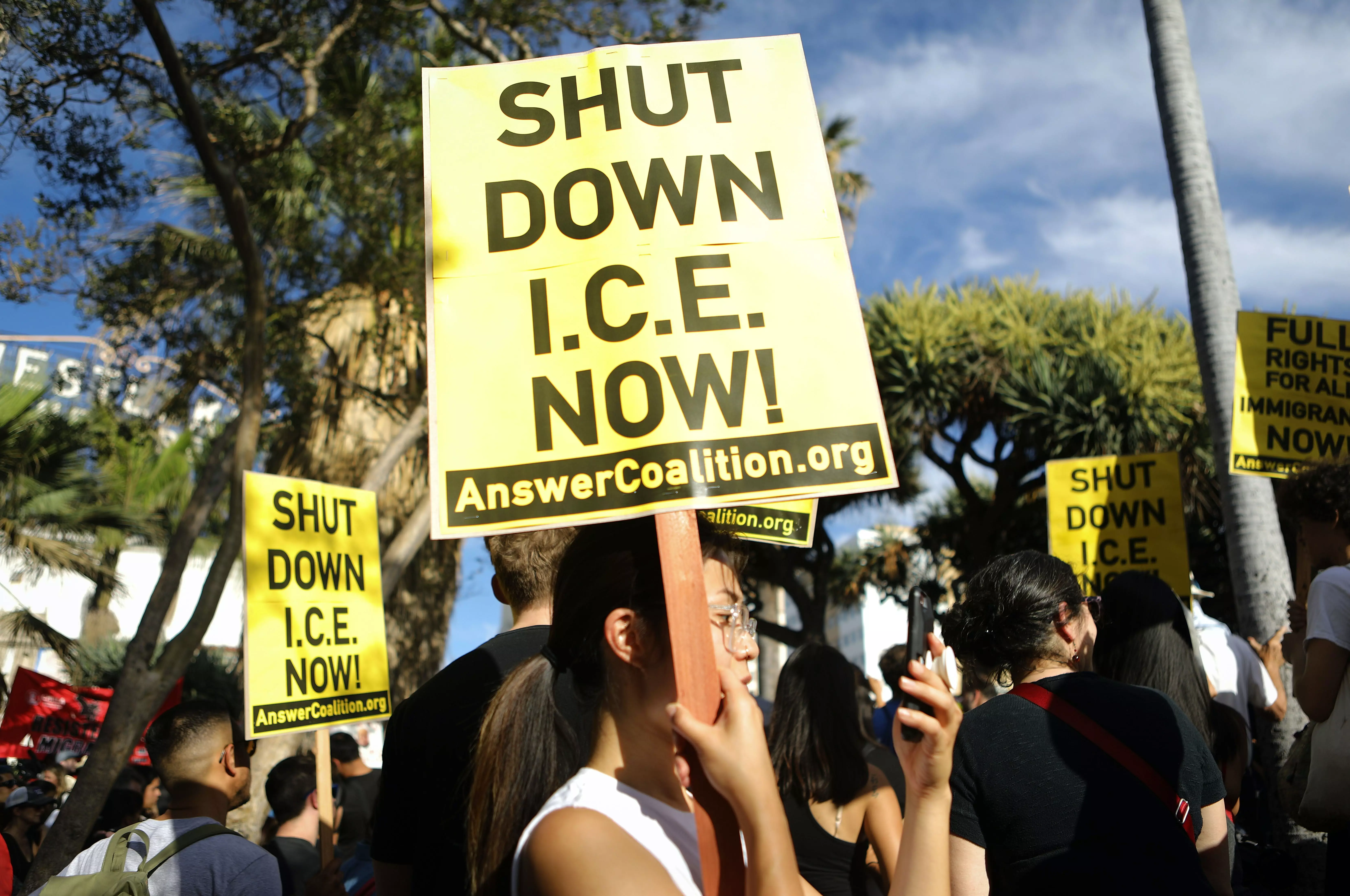 Podes transmitir en directo o rally Familias Belong Together? Aquí están os Deets 61089_2