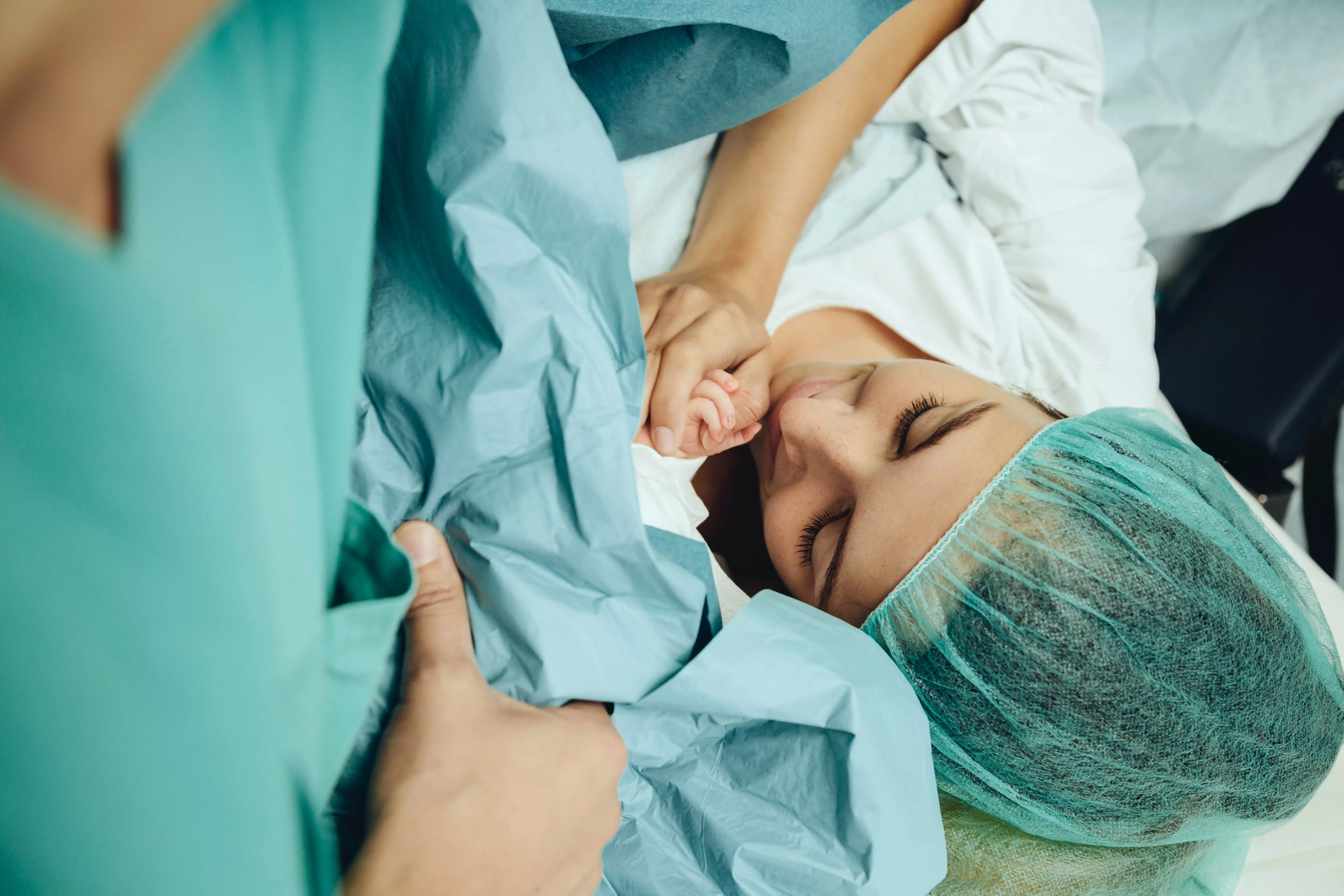 ایا ستاسو اوبه د C-Section په جریان کې ماتیږي؟ څه تمه کول