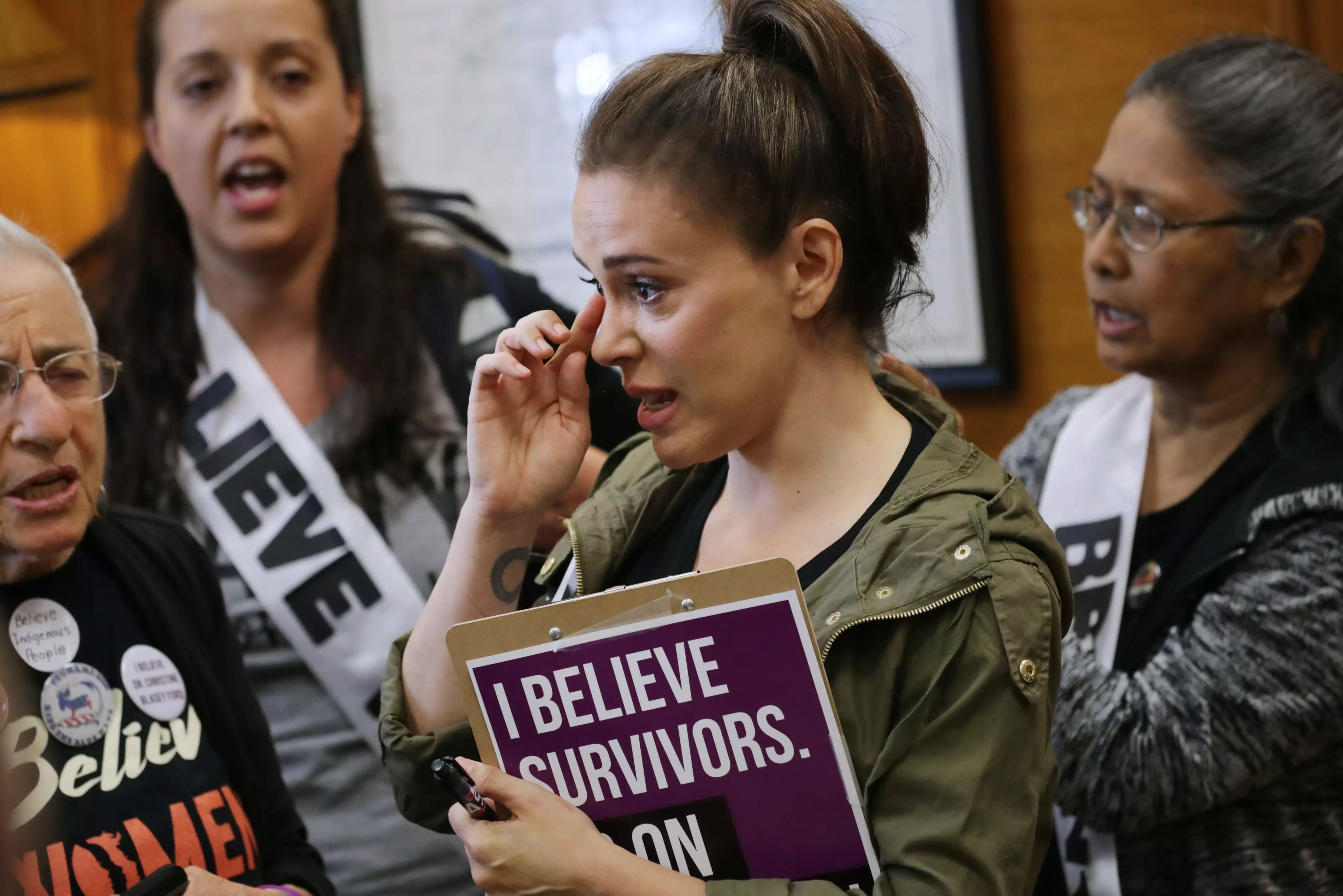 Tháinig Alyssa Milano ar Aghaidh Maidir lena hIonsaí Gnéis Ar Son A Iníne