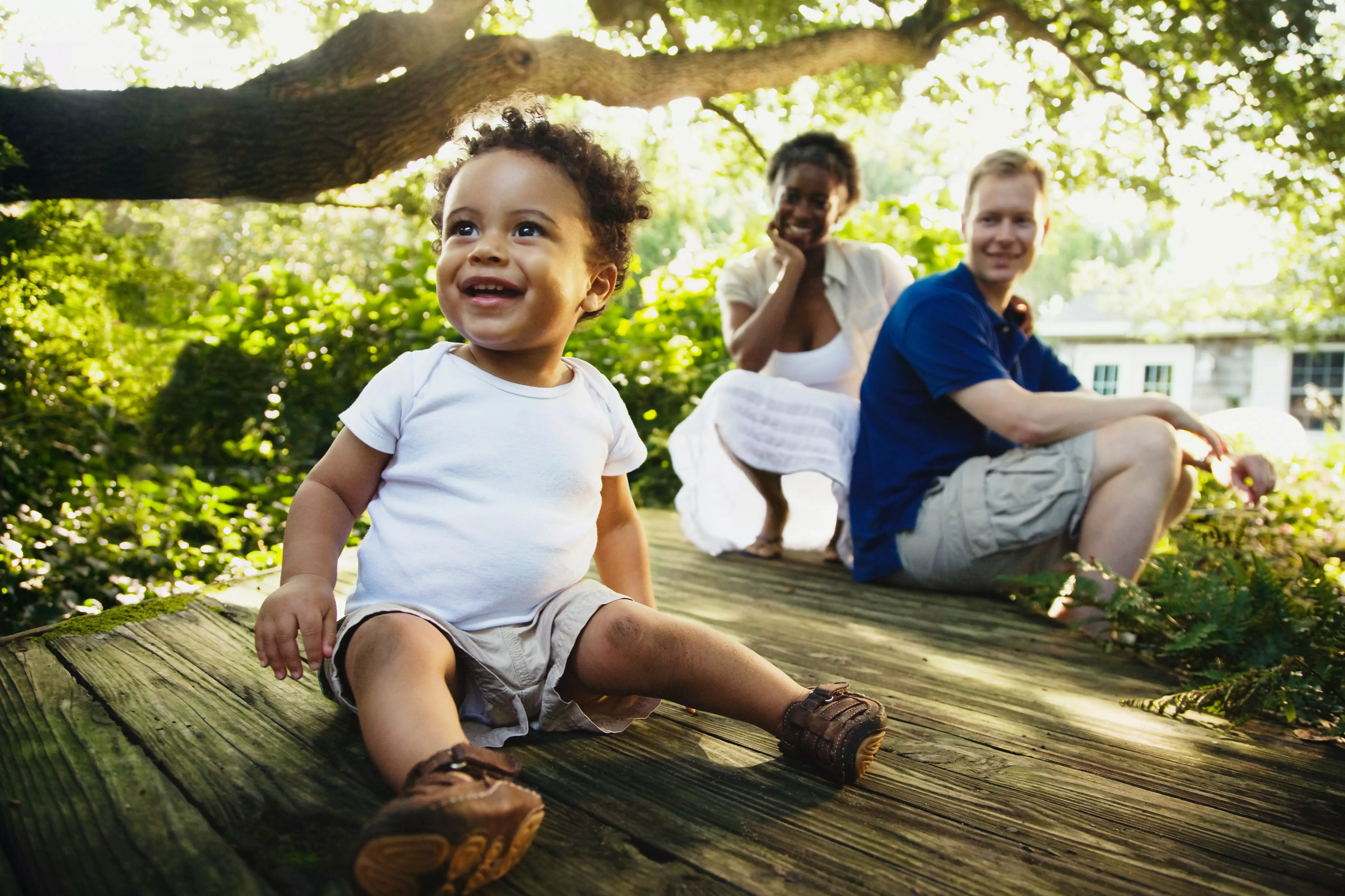 baby gutt sitter ute om sommeren, sommer baby guttenavn