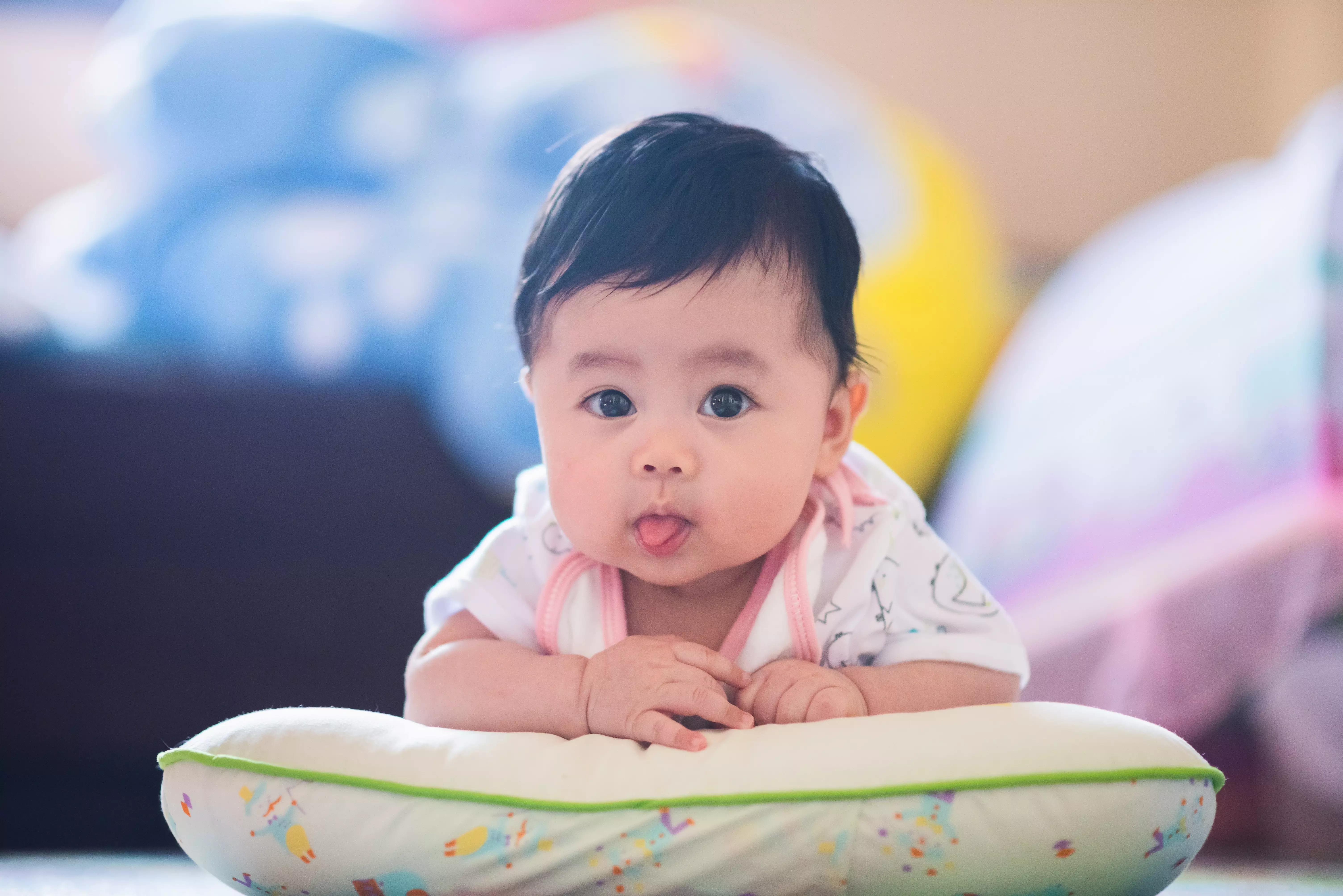 Bayi mungkin menjulurkan lidahnya untuk alasan makan atau untuk waktu bermain.