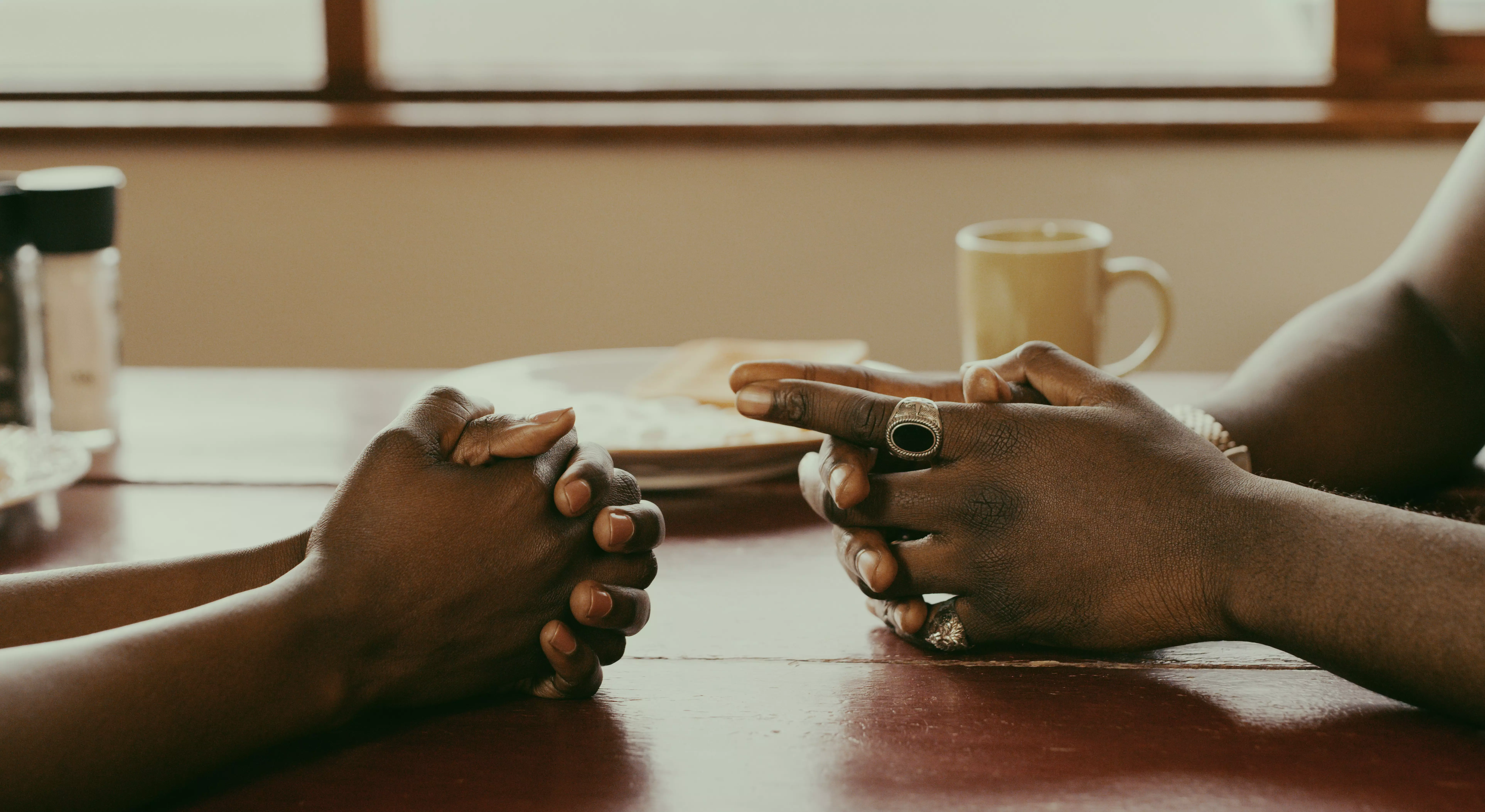 Aquí hay algunas formas de abordar la conversación sobre bebés con su pareja