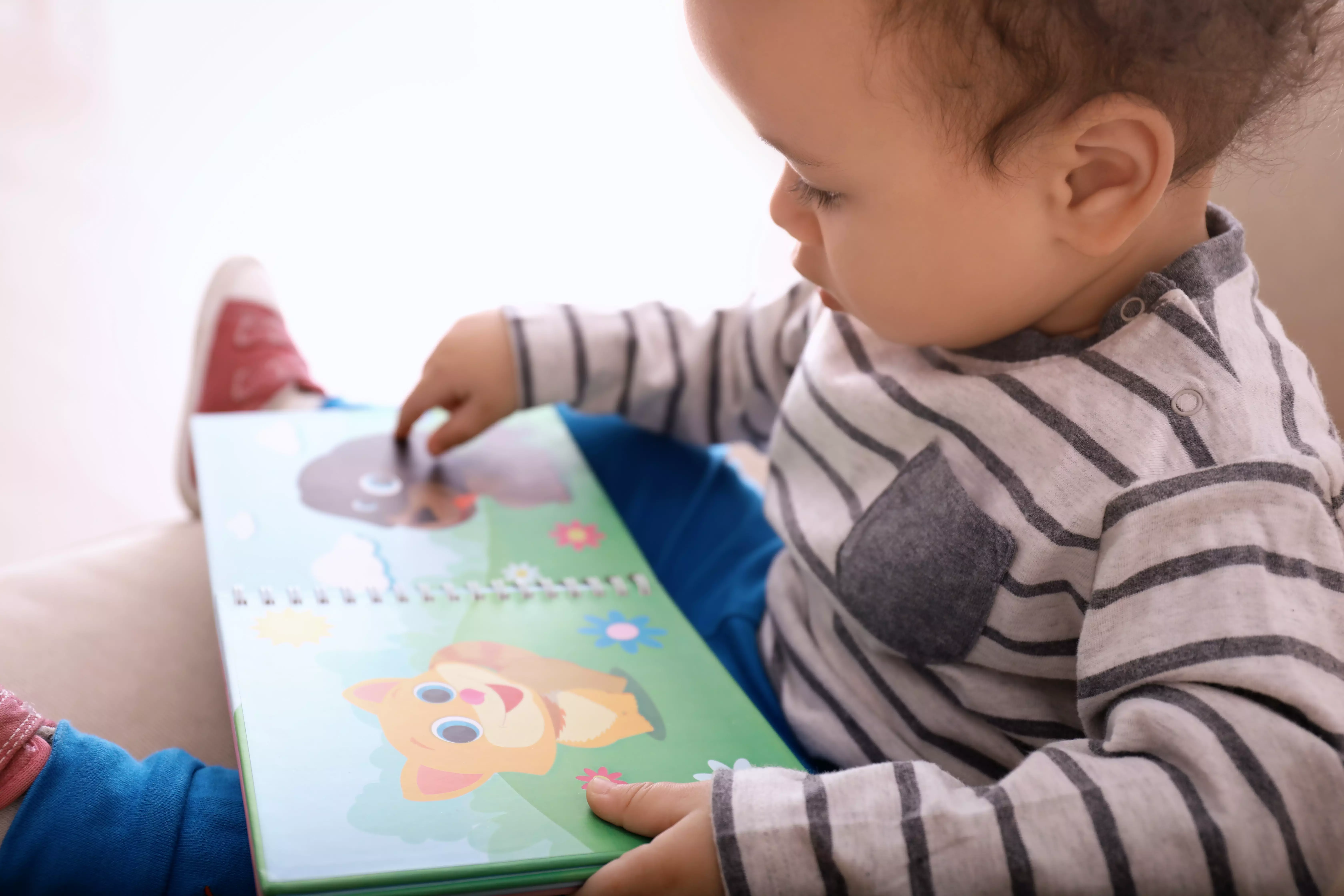 Die einzige Zeit, in der Kinder still sind, ist, glaube ich, wenn sie ein Buch haben.