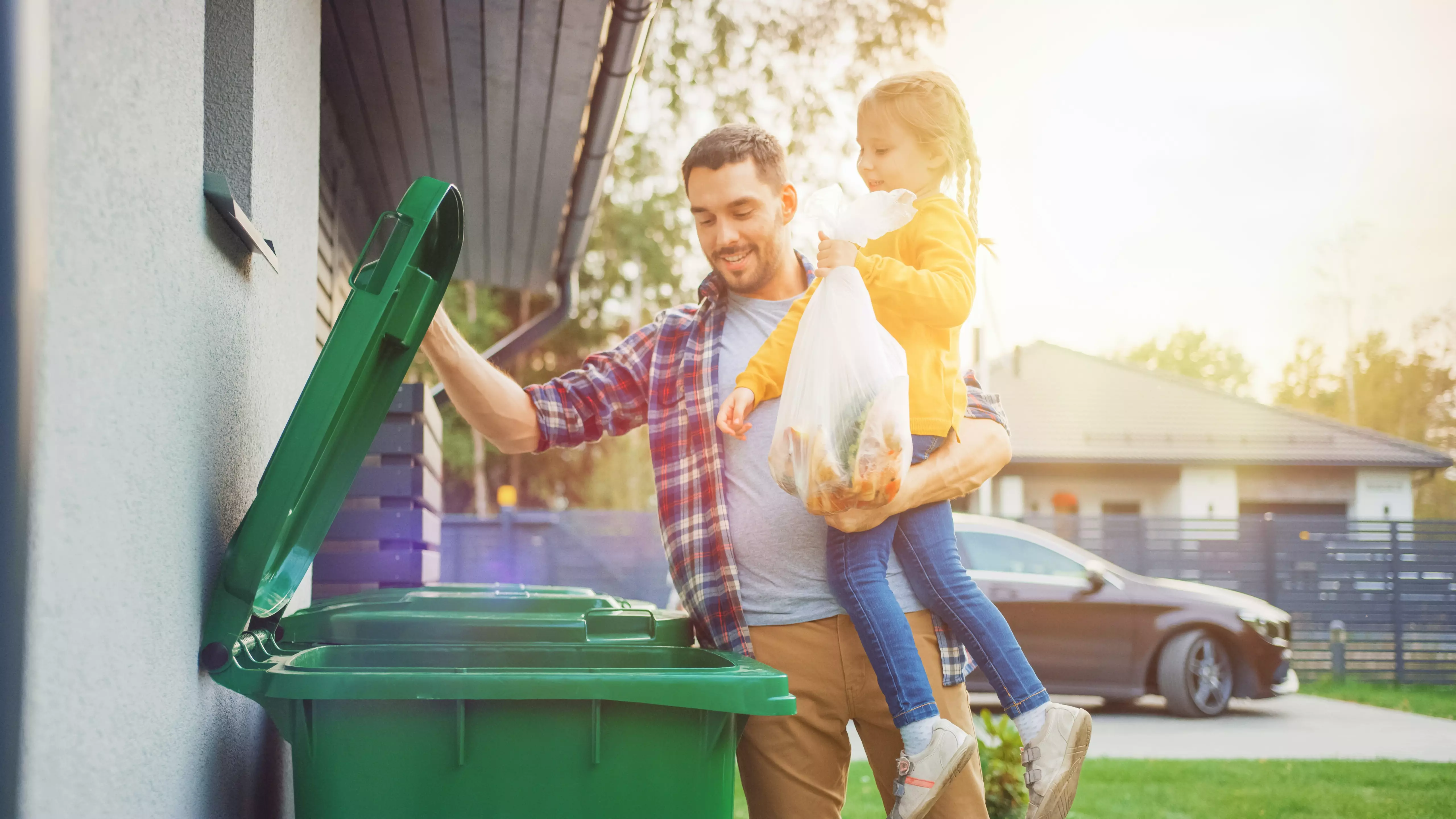 Portare fuori la spazzatura può essere una buona responsabilità domestica per i bambini.